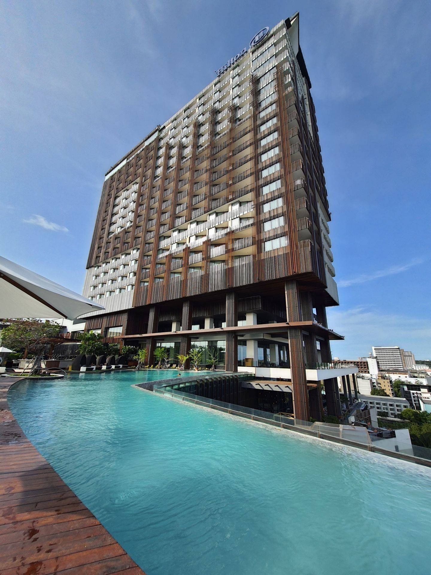 รีวิว Hilton Pattaya - ห้องพัก-สระว่ายน้ำดี วิวสวยงาม พนักงานบริการเป็น ...