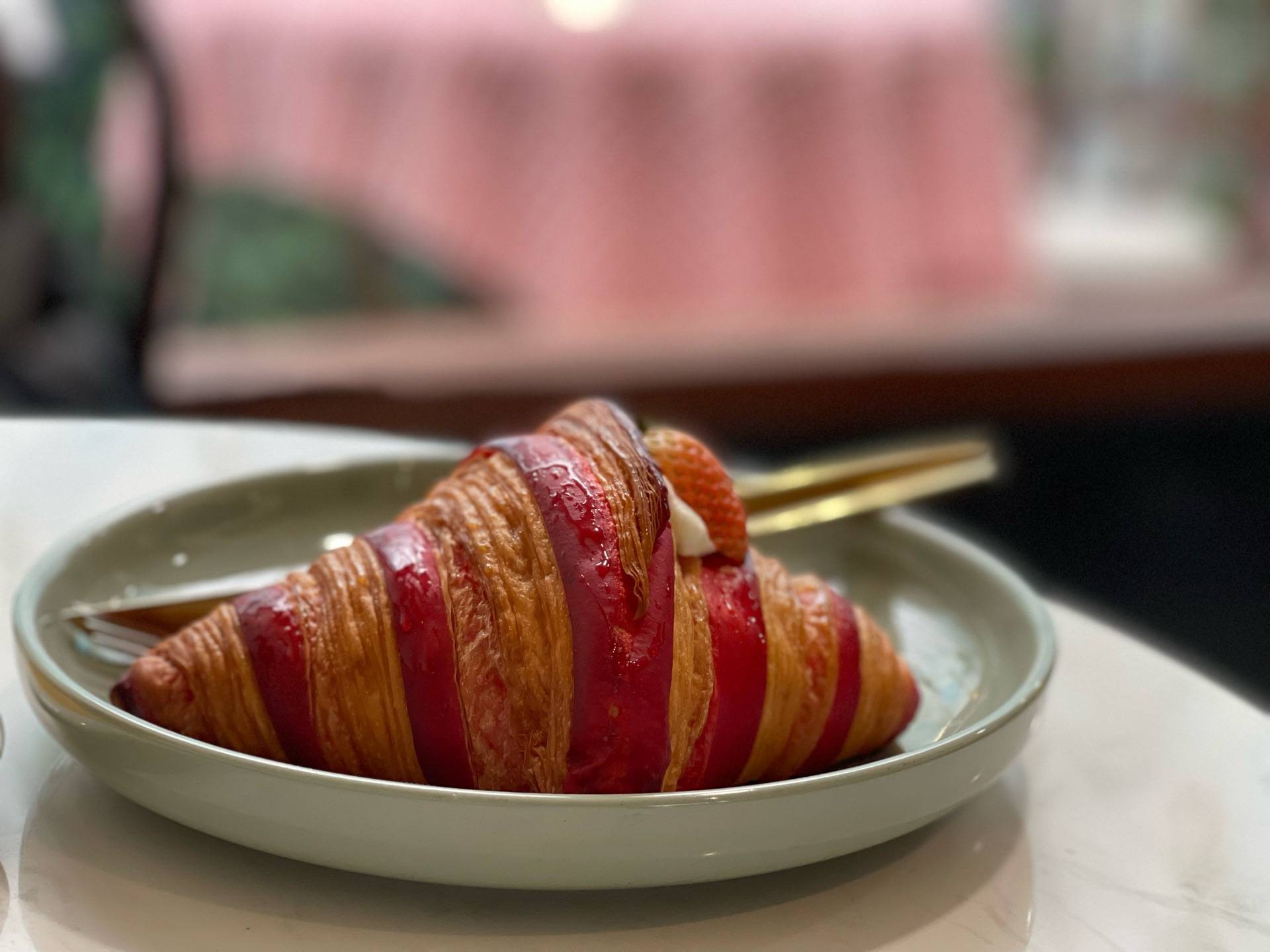 Strawberry Croissant ร้าน muff&mo ครัวซองต์และ สเปเชียลตี้คอฟฟี่ ศูนย์วิจัย