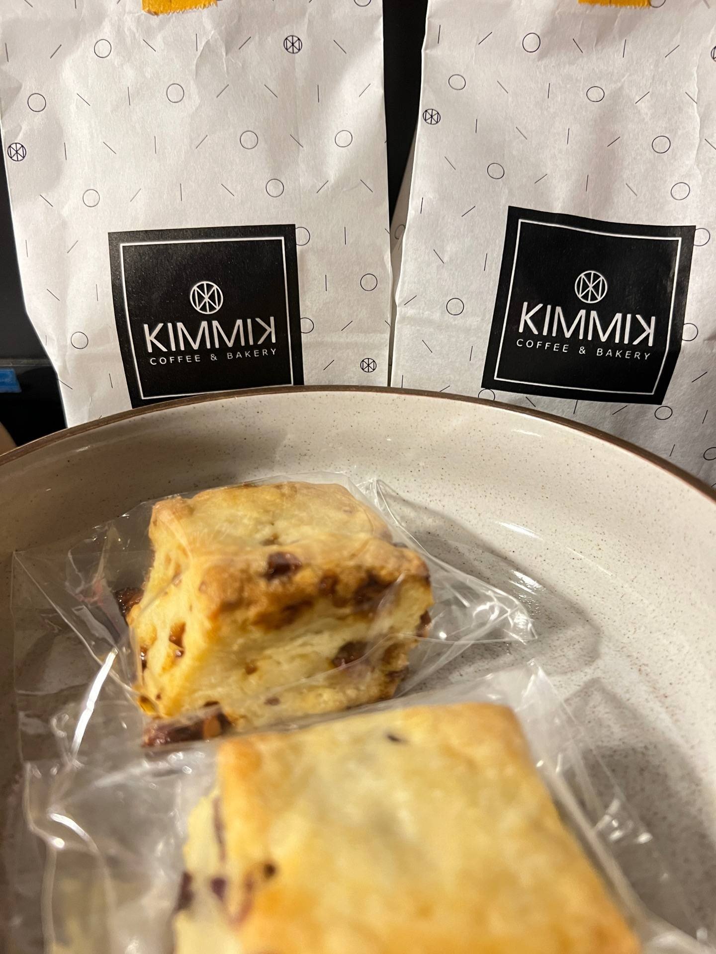 รีวิว KIMMIK Coffee & Bakery อาคารไทยรงค์ทาวเวอร์ - ร้านเล็กหน่อย จอดรถ ...