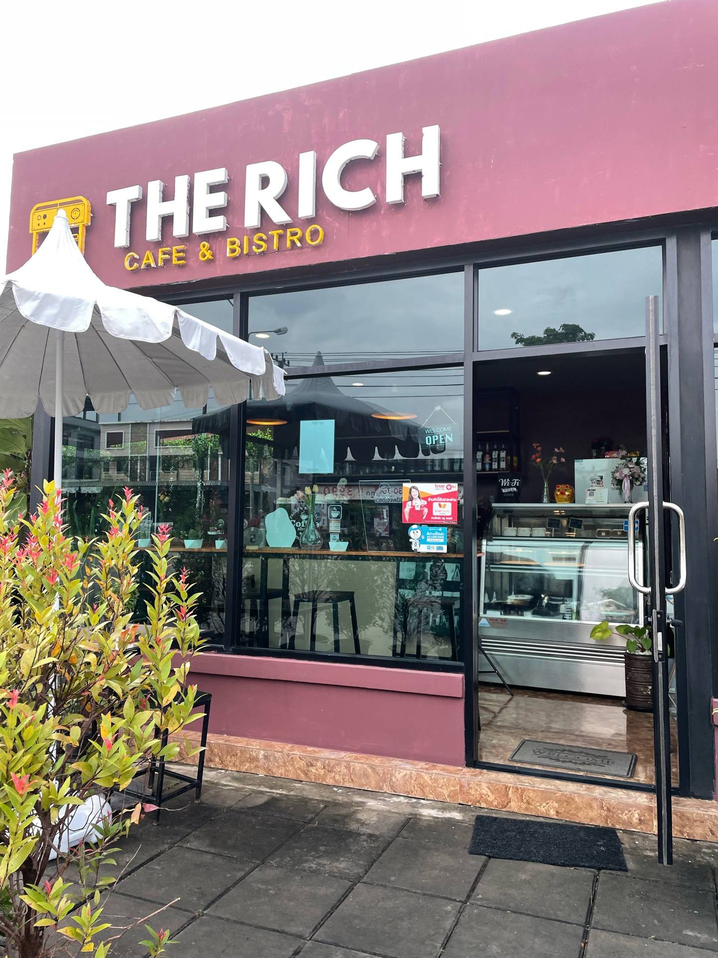 รีวิว The Rich Cafe&Bistro - ร้านกาแฟเล็กๆริมถนนฝั่งตรงข้ามนิสสัน มีขนม ...