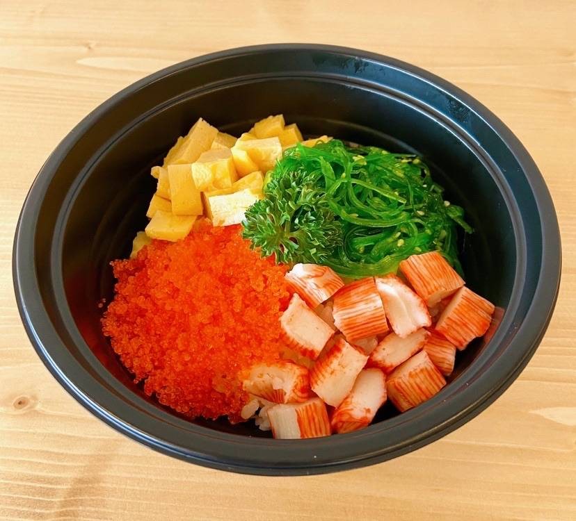 ข้าวหน้าสี่สหาย ( sweet omelette, Kani, masago, seaweed salad rice bowl ...