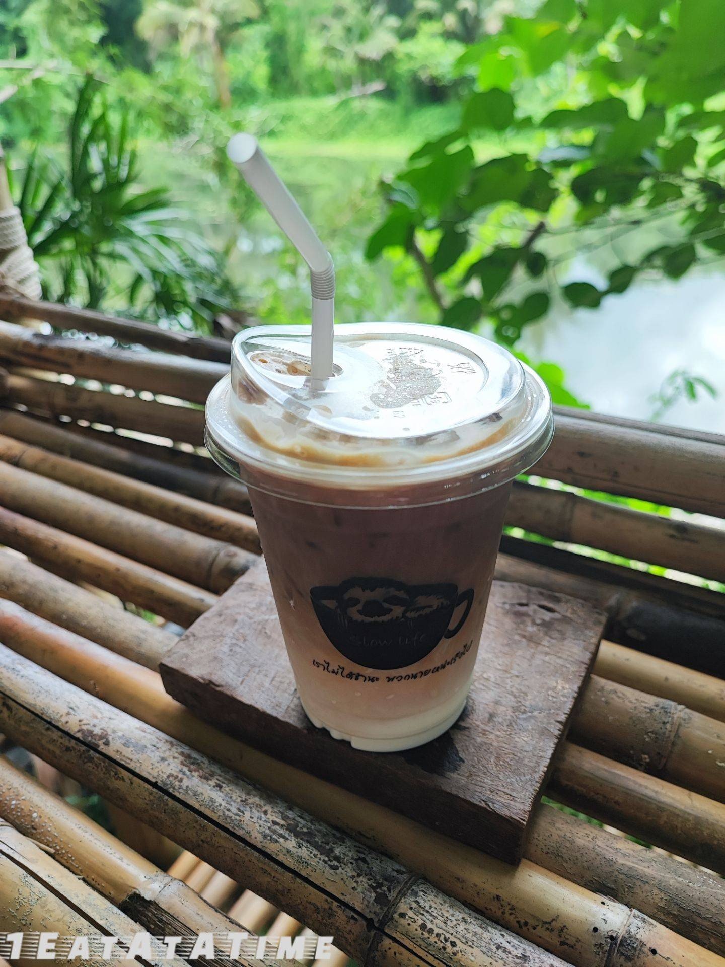 ลาเต้เย็น ร้าน Sloth Caffe Slowbar