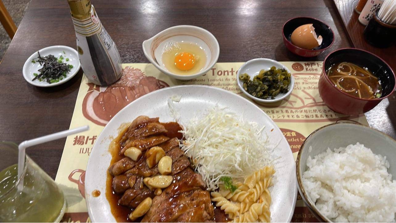 รีวิว Kobe Tonteki Phrom Phong - กิน tonteki set กับไข่ดิบของทางร้าน เข้ากันกับเซทมาก หมูหมักได้ ...