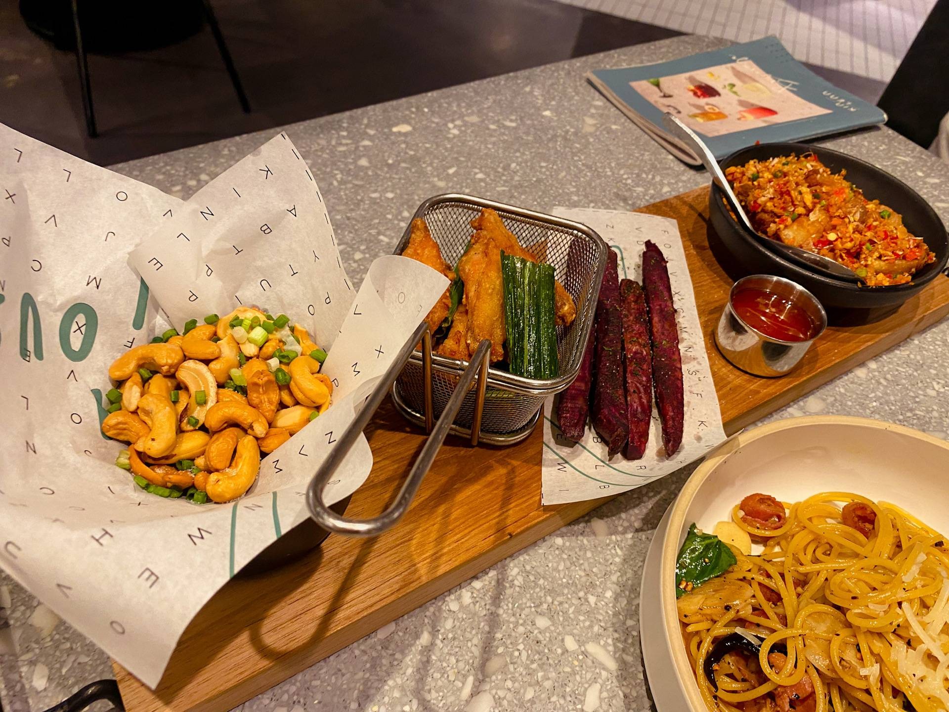 รีวิว Kinlenn Eatery & Play Ari - อาหารดี มีดนตรีสด BTS อารีย์ - Wongnai