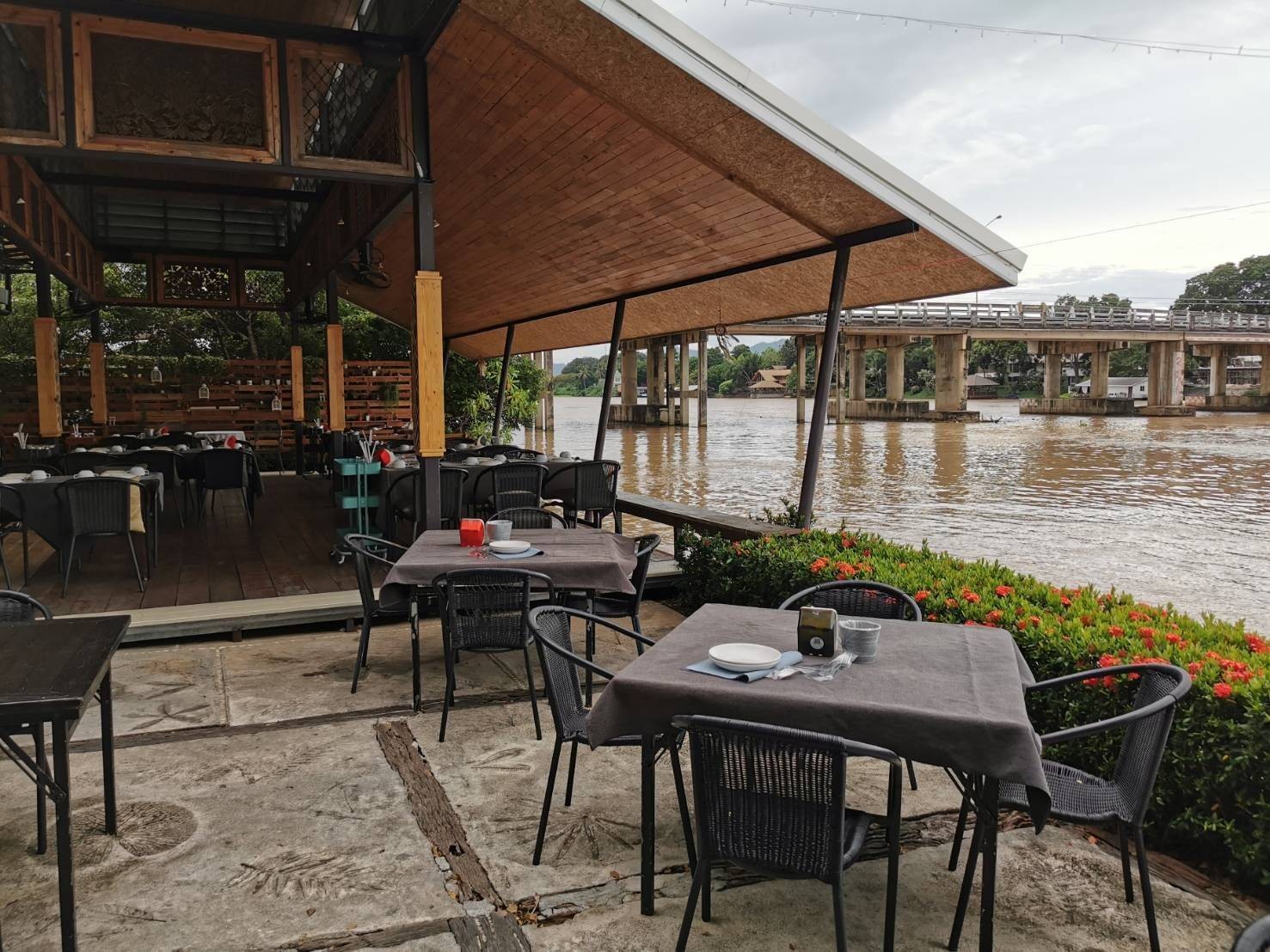 รีวิว Good times restaurant - - ร้านอาหารไทยในรีสอร์ท ริมแม่น้ำ