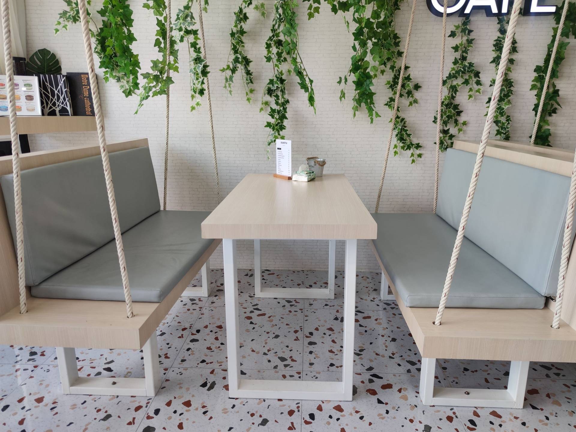  LUNE CAFE 