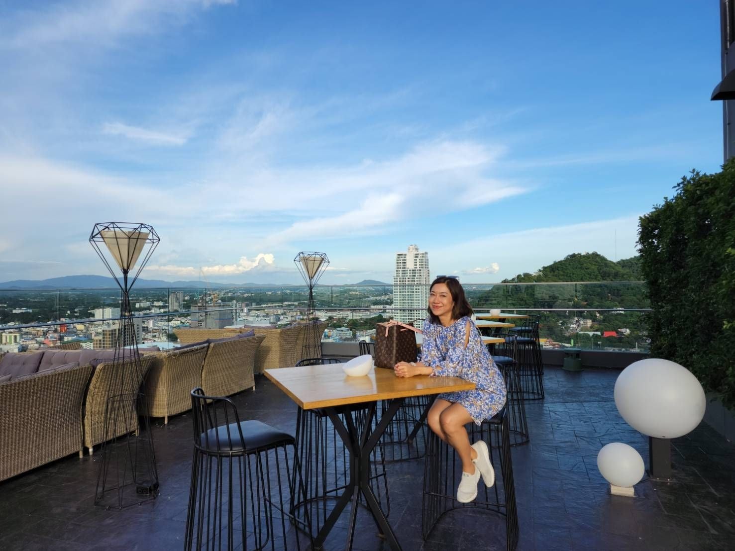 รูป Silver Moon Rooftop Bar Novotel Sriracha & Koh Si Chang Marina Bay