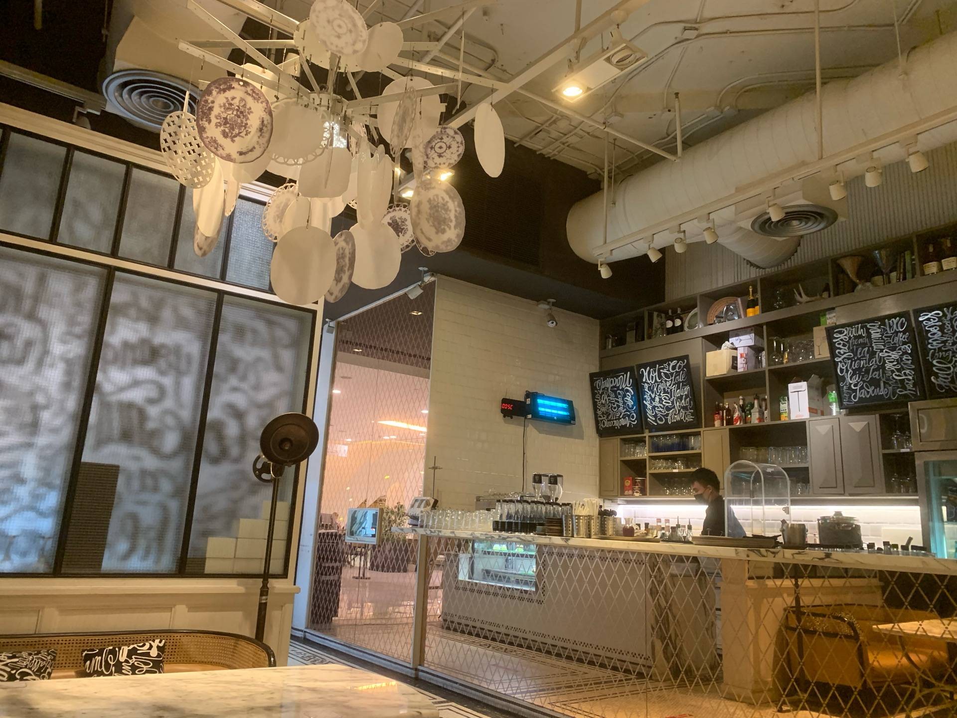 รีวิว Another Hound Café ดิเอ็มโพเรียม - อาหารจานใหญ่ นั่งได้ยาวๆ