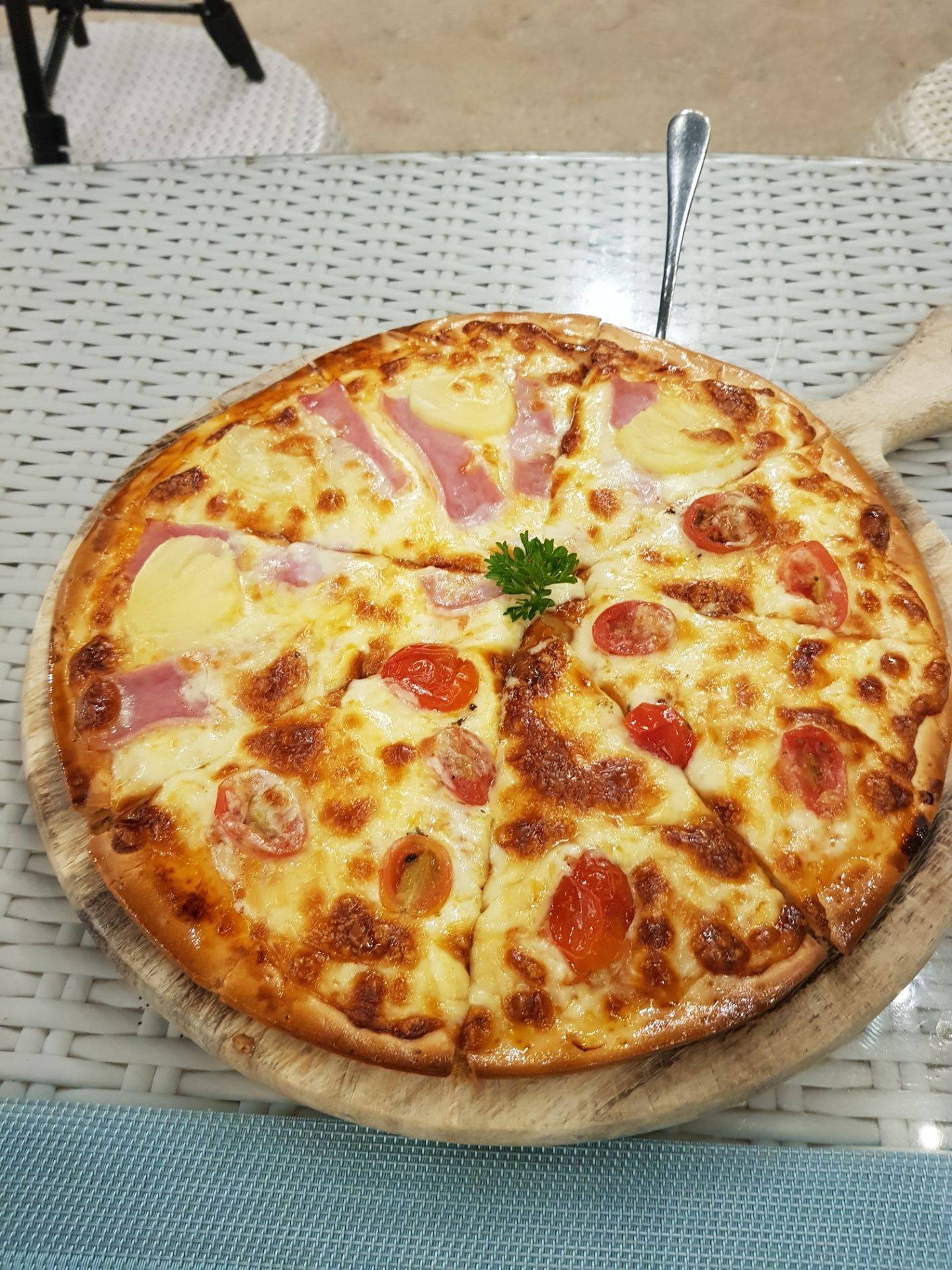 Pizza Hawailan ร้าน Surf & Turf Pattaya