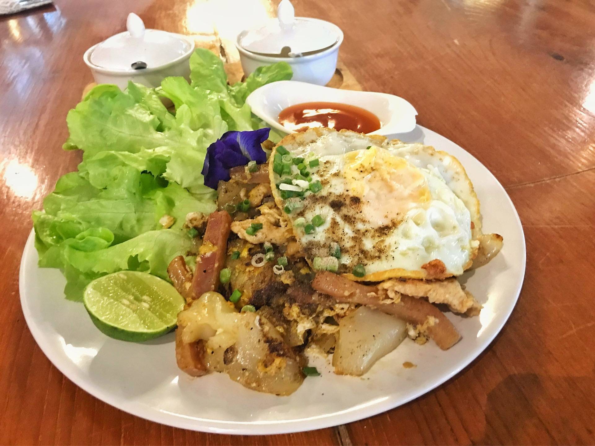 รีวิว สวนหลังบ้าน The Backyard - บรรยากาศดี อาหารอร่อย เหมาะกับครอบครัว