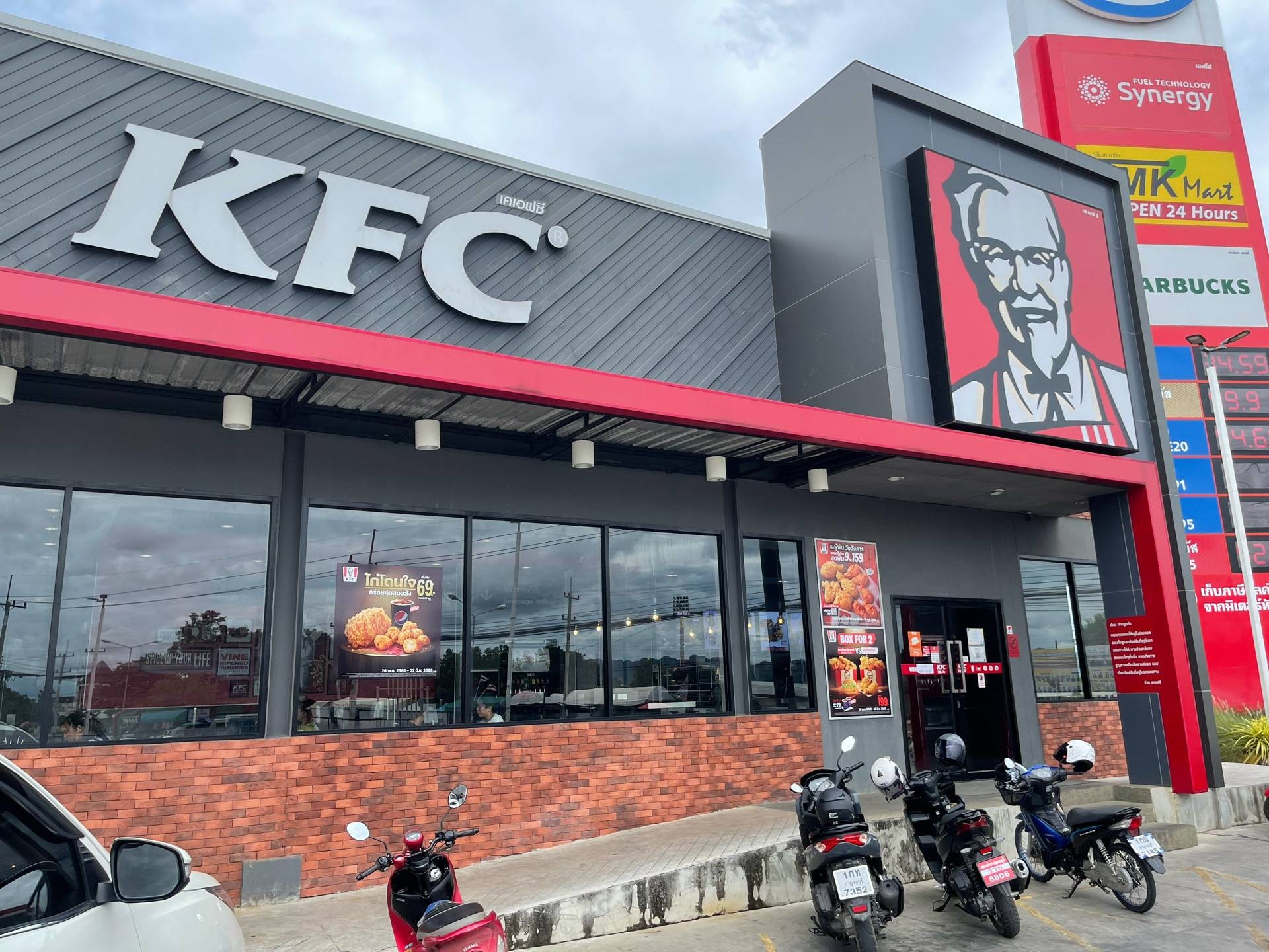 รีวิว KFC TMK Park กาญจนบุรี - KFC สาขานี้คนเยอะใช้ได้เลย