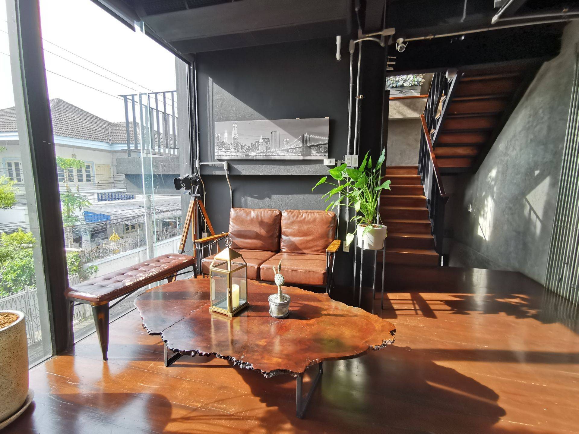 รูป The LOCAL - Ari