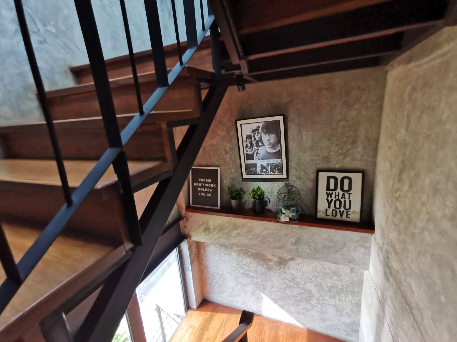 รูป The LOCAL - Ari