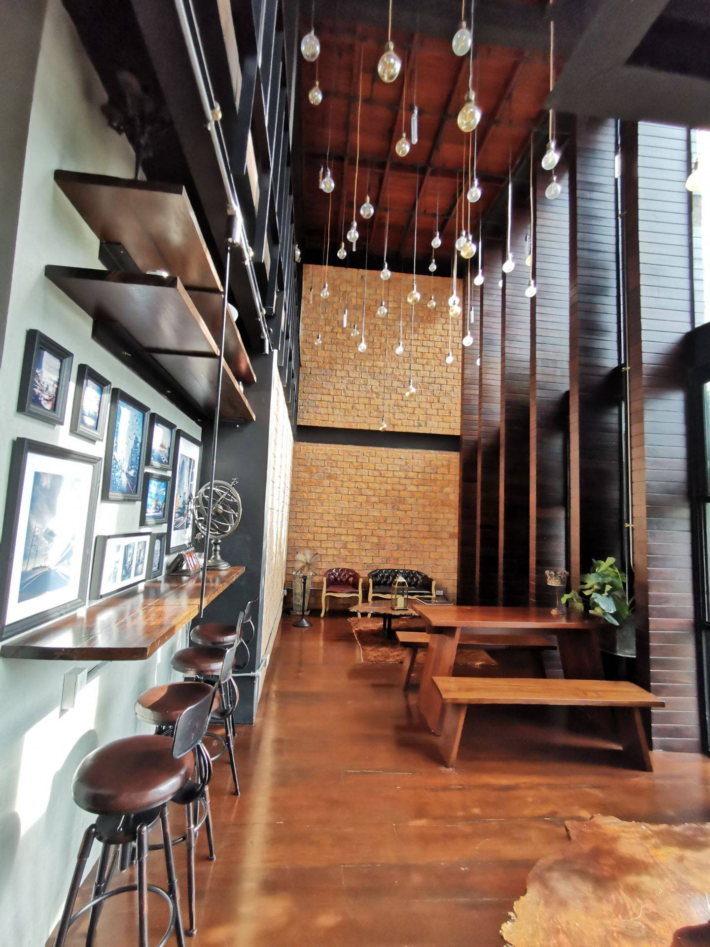 รูป The LOCAL - Ari