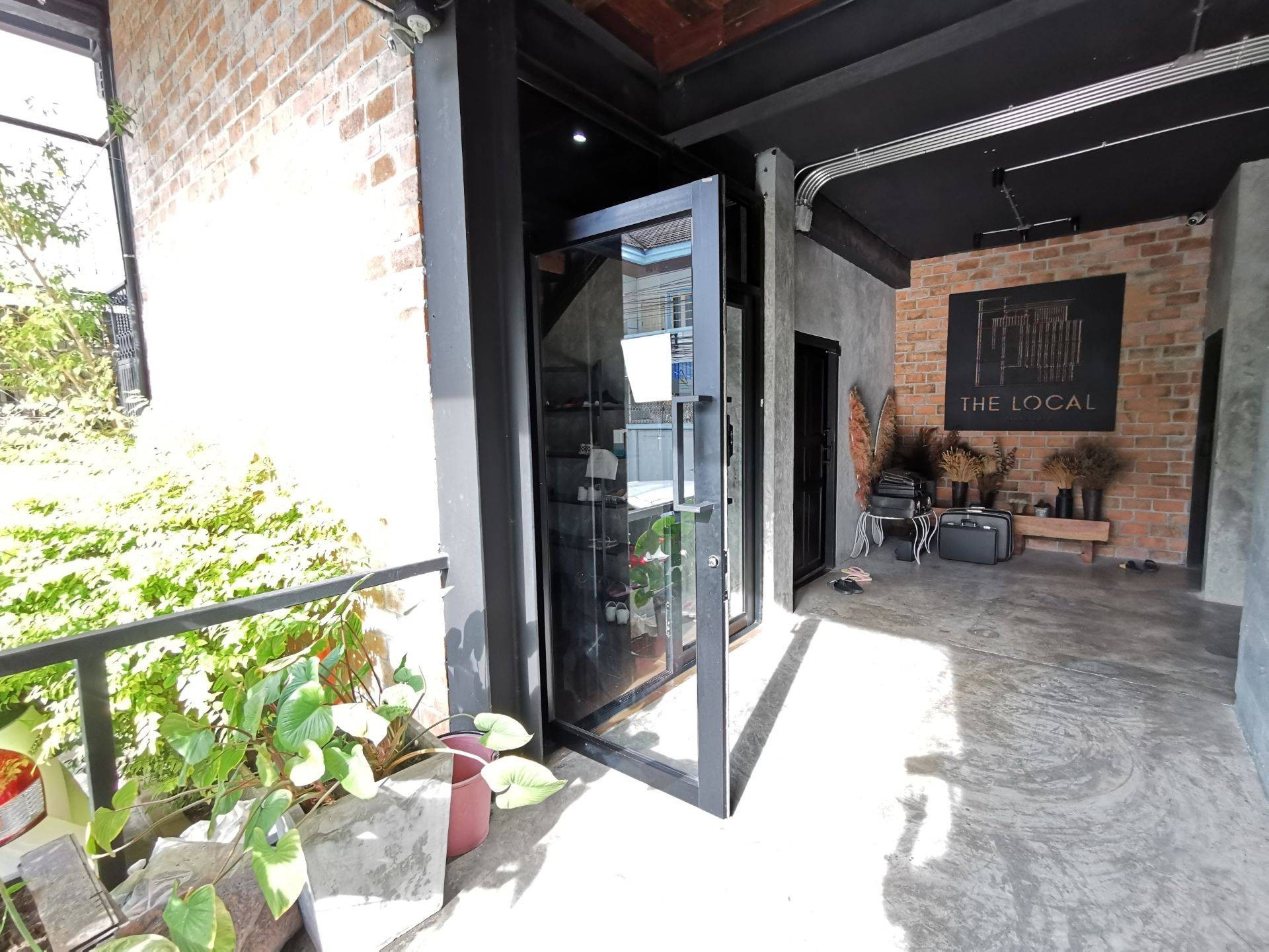 รูป The LOCAL - Ari
