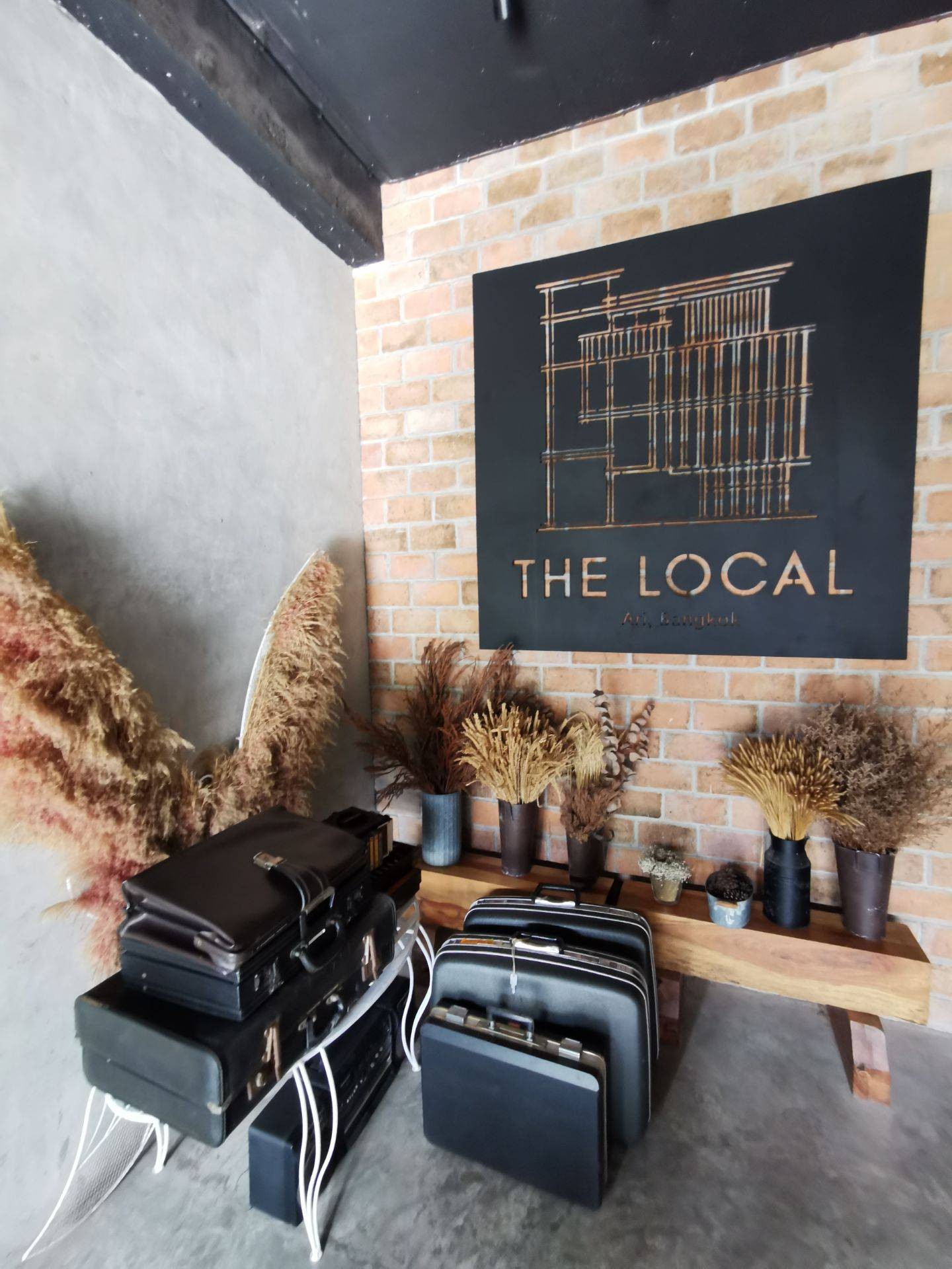 รูป The LOCAL - Ari