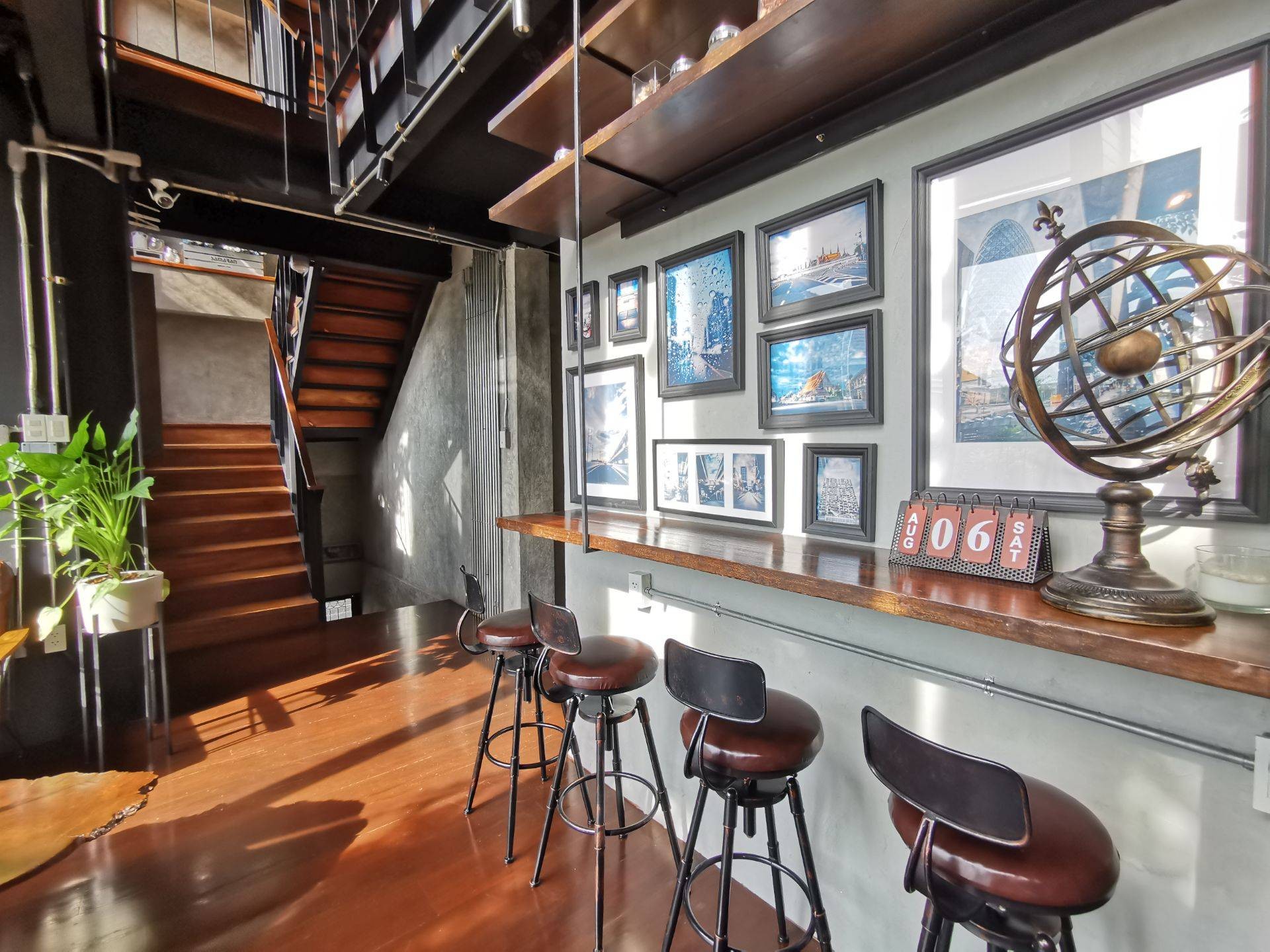 รูป The LOCAL - Ari