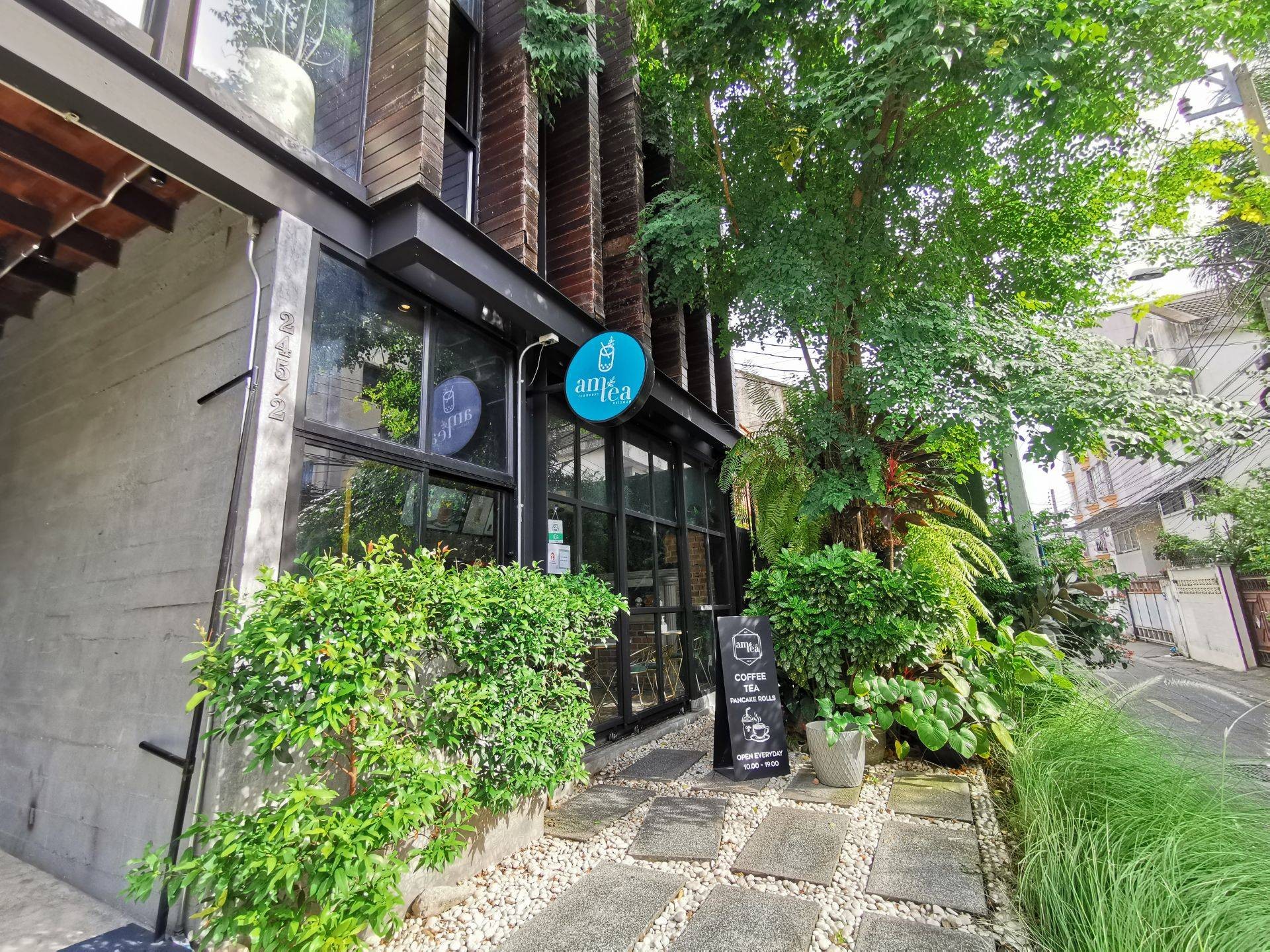 รูป The LOCAL - Ari