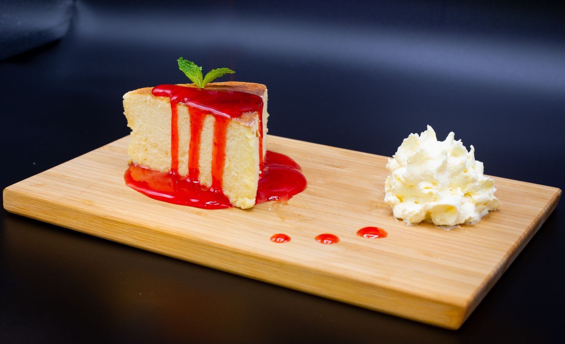 Basque Burnt Cheesecake - ชีสเด้กหน้าไหม้ • image ร้าน Cafe Showpow