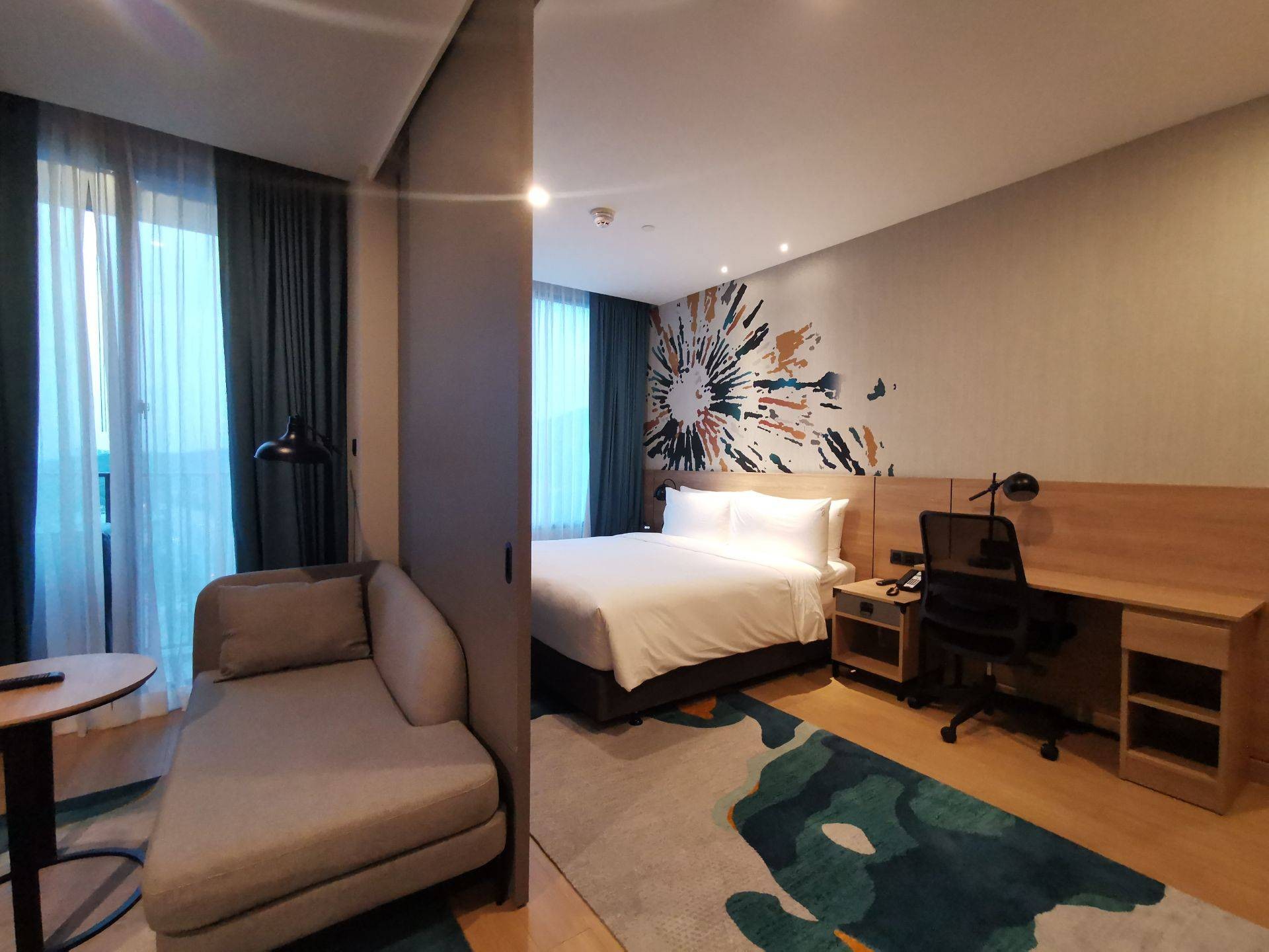 รีวิว Holiday Inn & Suites Sriracha Laemchabang - สะดวก สะอาด มี roof ...