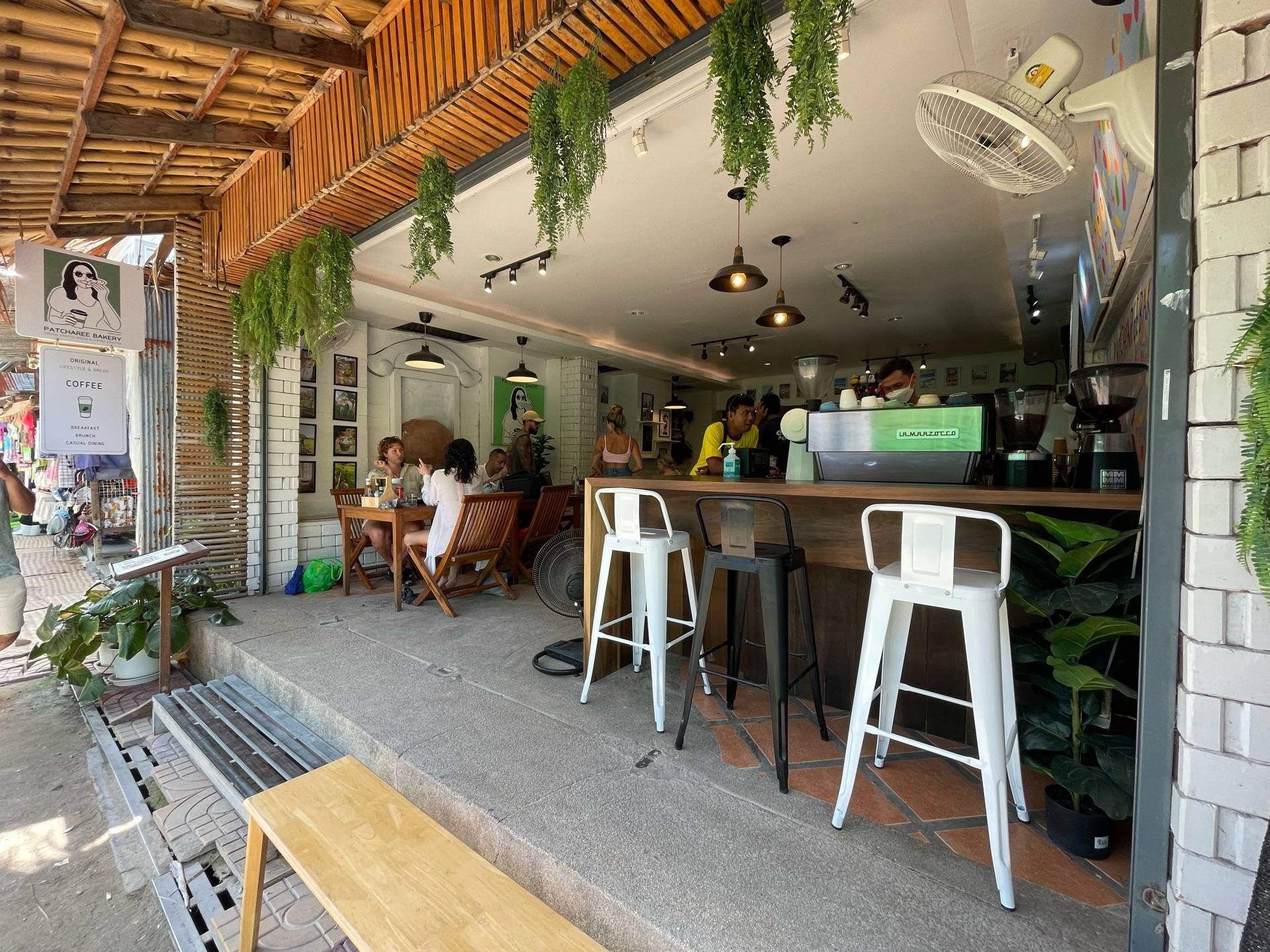 รีวิว Patcharee Bakery เกาะพีพี - คาเฟ่Brunchบนเกาะพีพี ฝรั่งเพียบ