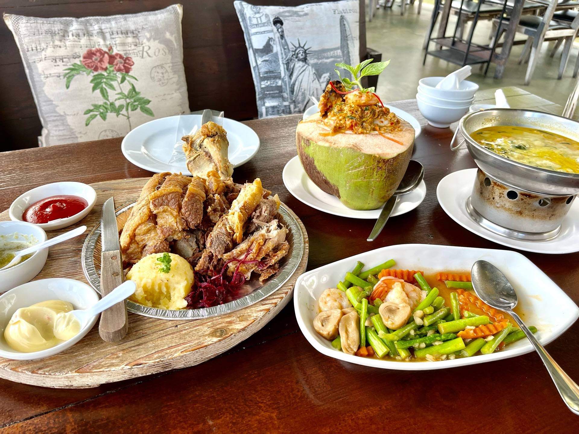 รูป The View Village Restaurant & Karaoke แม่เหียะ