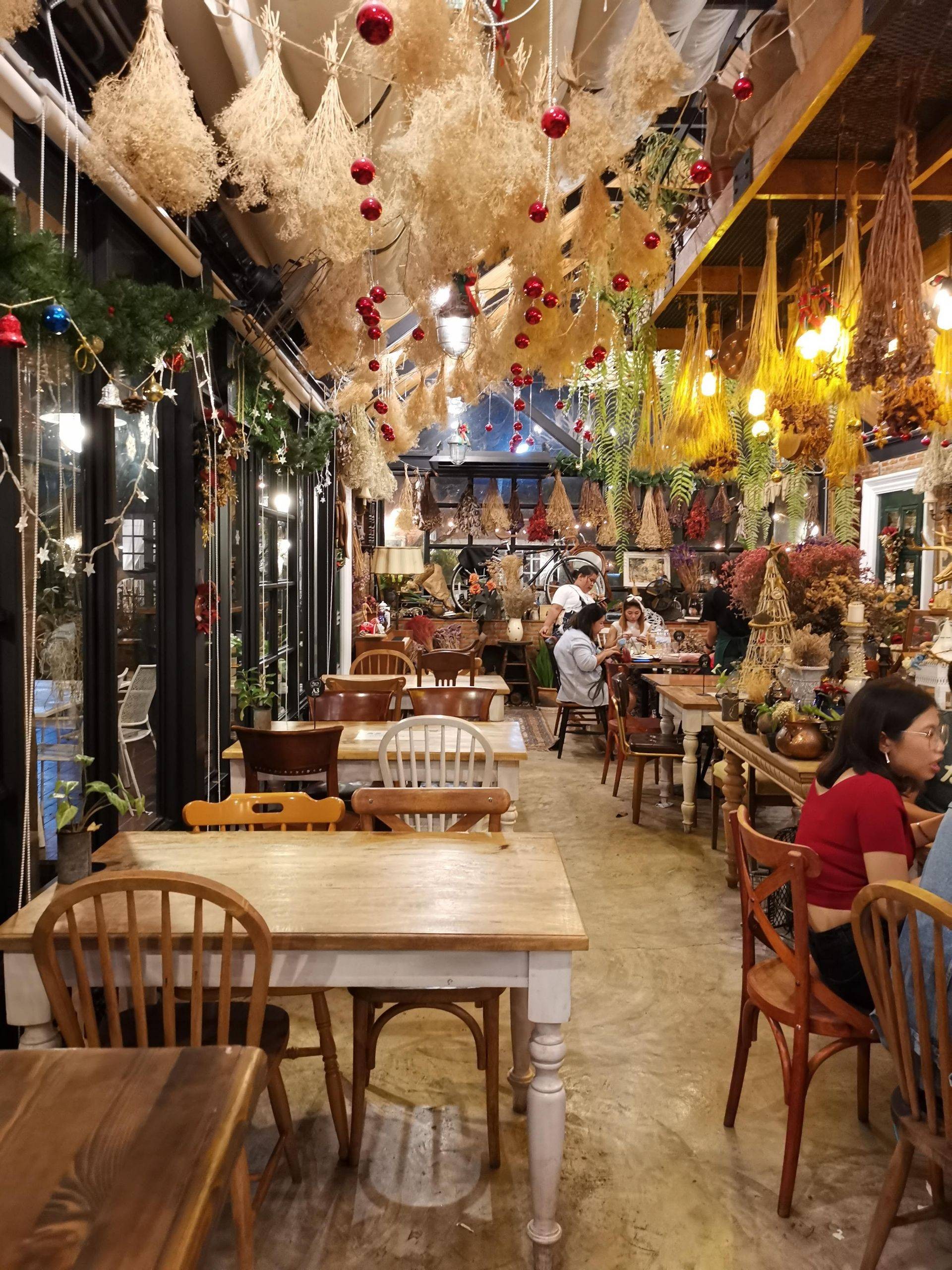 รีวิว RAVI RIVA CAFE - บรรยากาศดี มีโซนริมน้ำ ดูพระอาทิตย์ตก