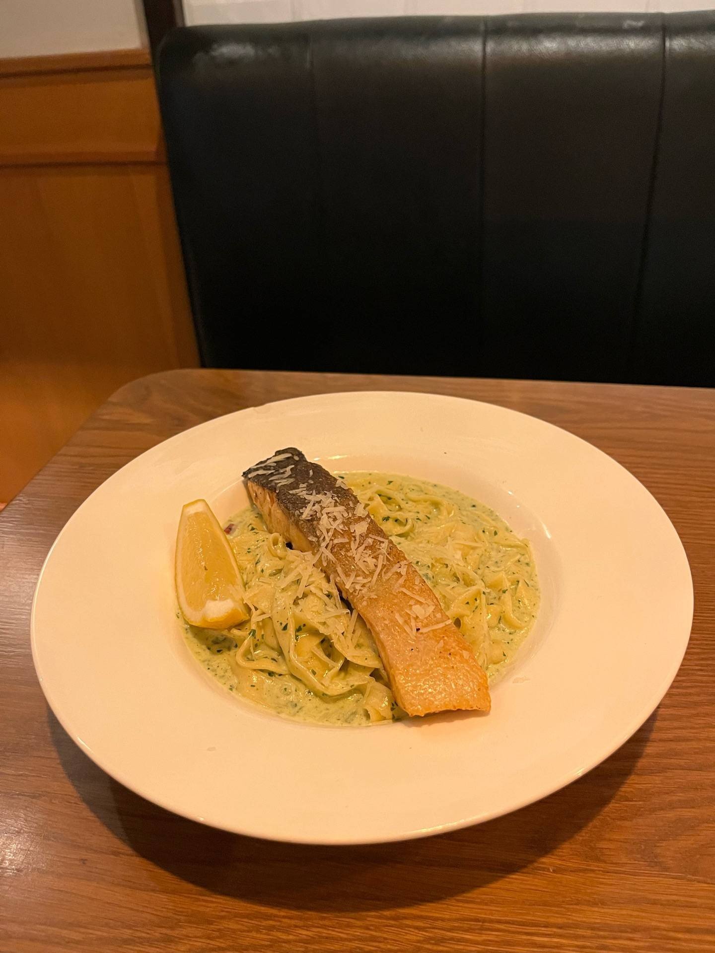 เฟตตูชินีแซลมอนเพสโต ร้าน Fam Time Steak and Pasta - Wongnai