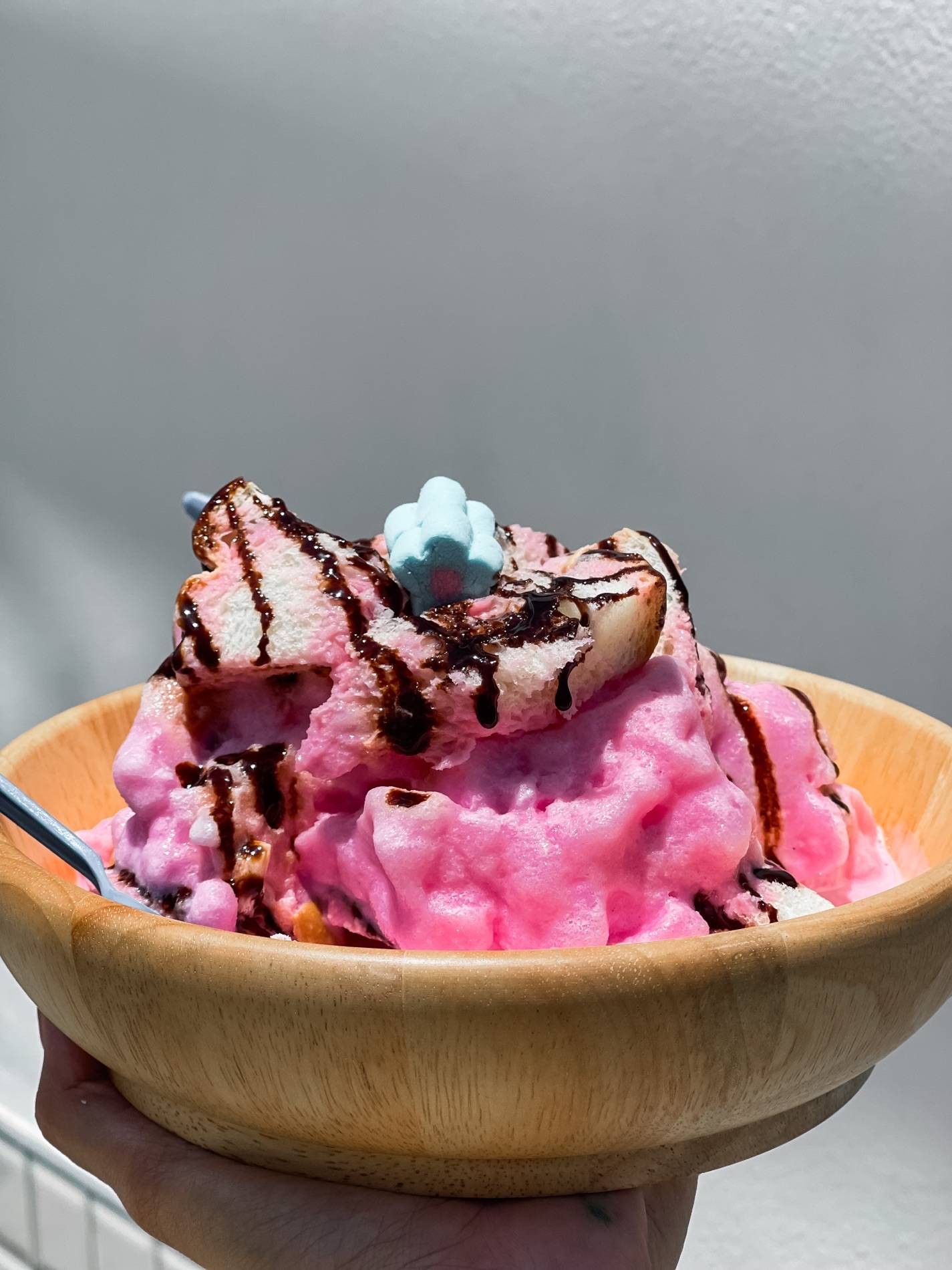 นมชมพูปั่นท๊อปด้วยขนมปังราดซอสคาราเมล • image ร้าน Homu cafe ホーム カフェ ...