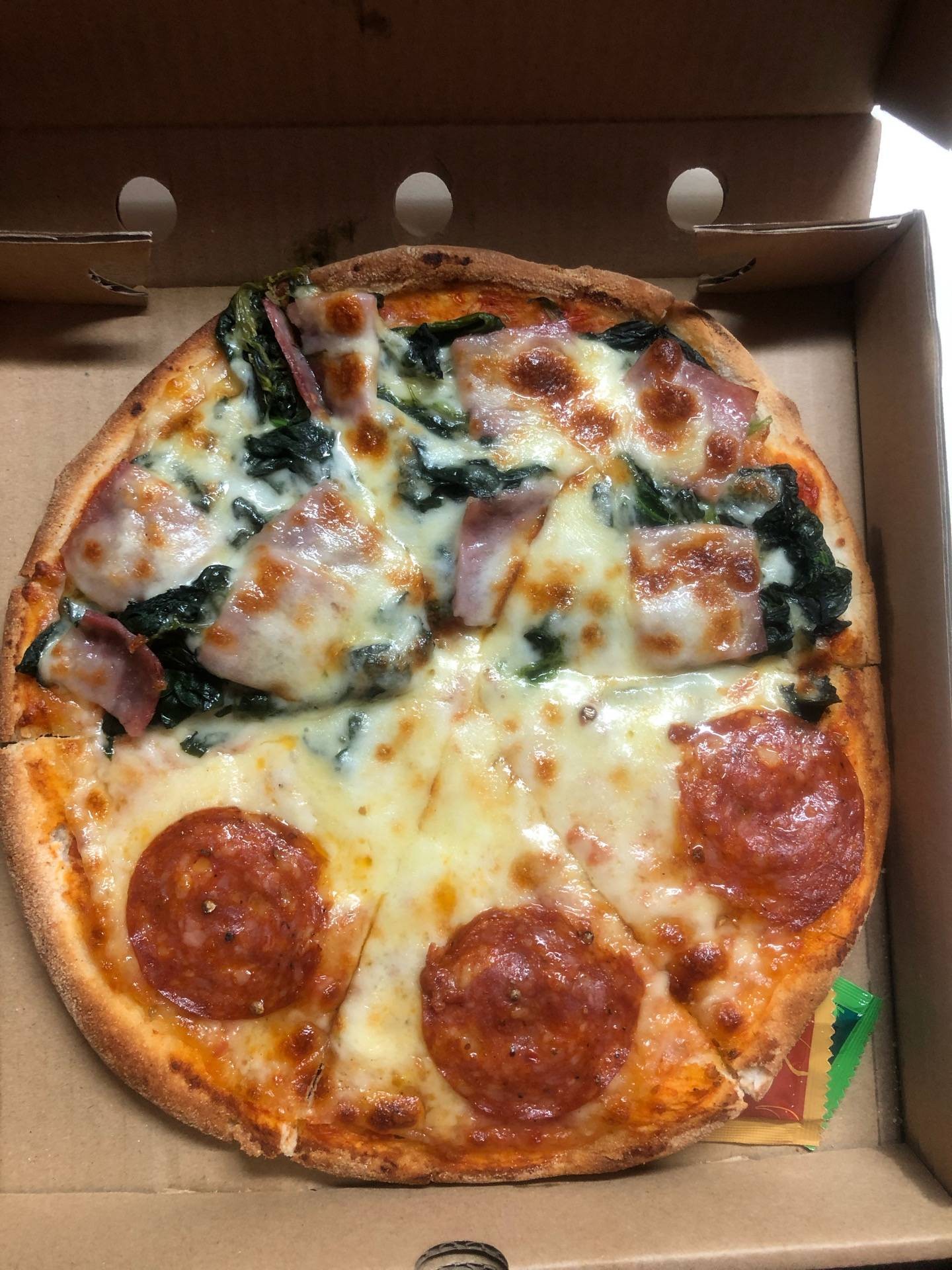 Pepperoni & spinach ร้าน Thin Thin Pizza สวนดอก - Wongnai