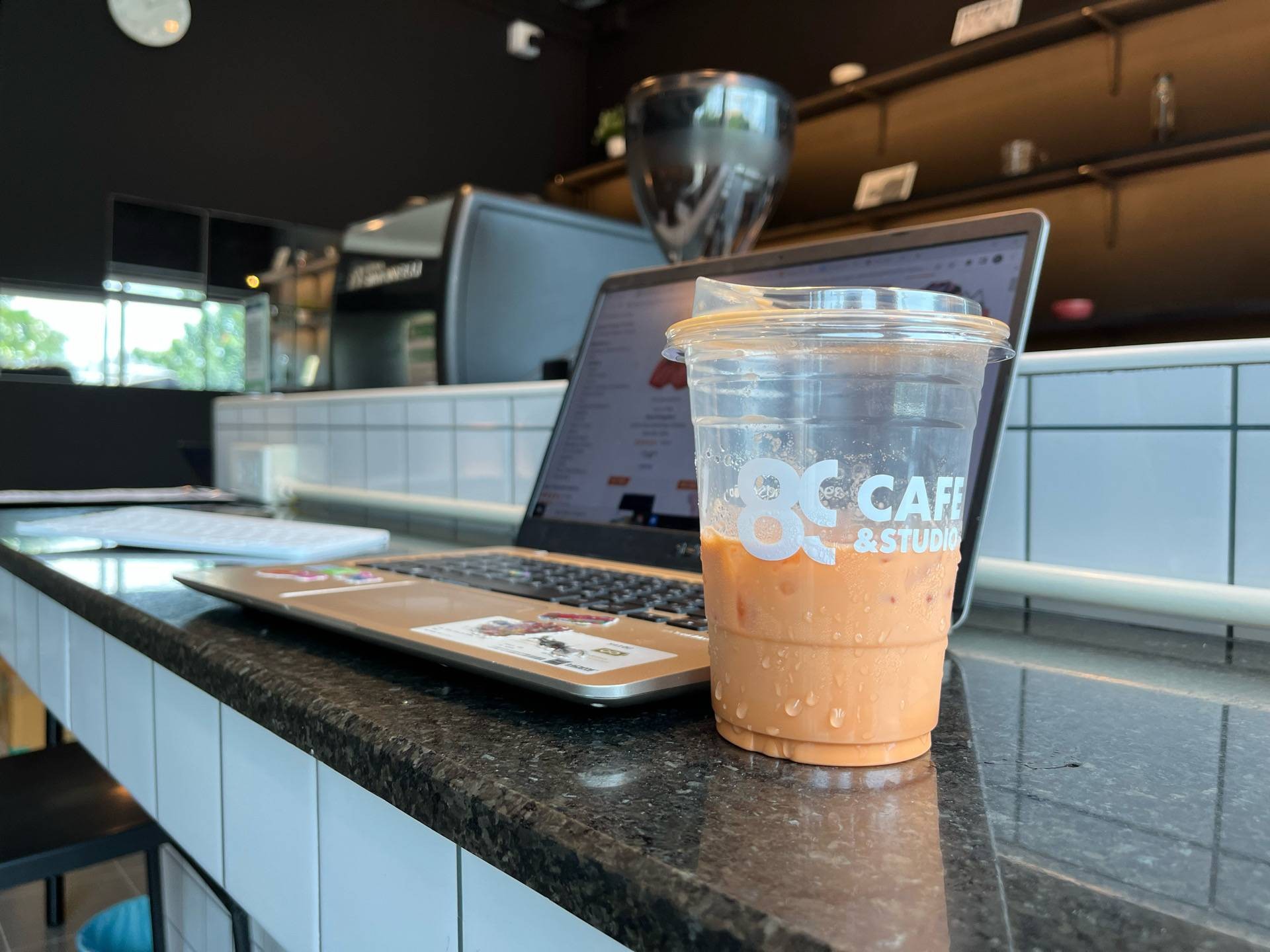 รีวิว 89 Cafe&Studio - ชาไทยหวานกำลังดี นั่งทำงานเพลินมากค่ะ