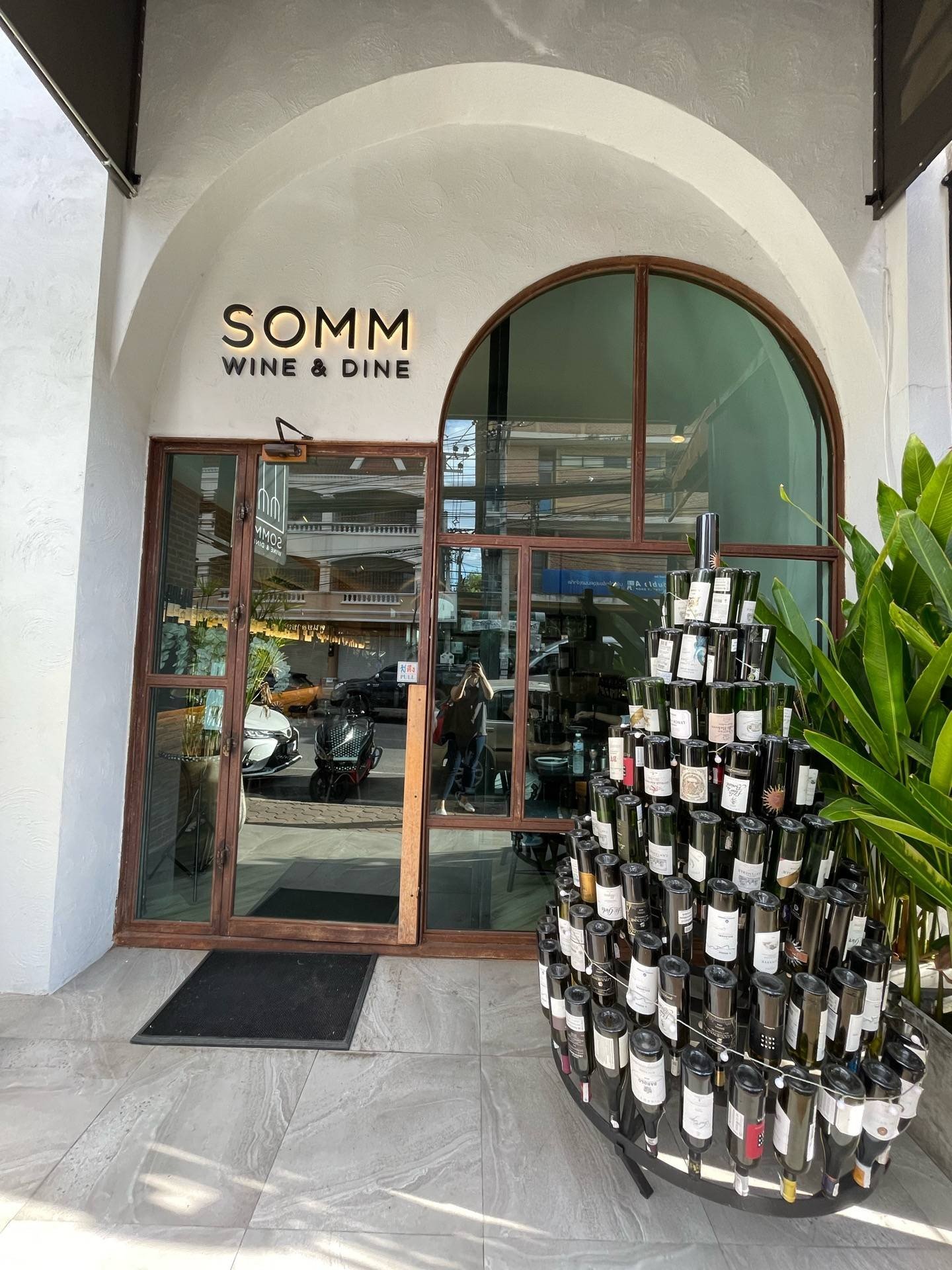 รีวิว SOMM WINE & DINE - ร้านไวน์ และร้านอาหาร มีที่พัก อยุ่ที่ถนนราช ...