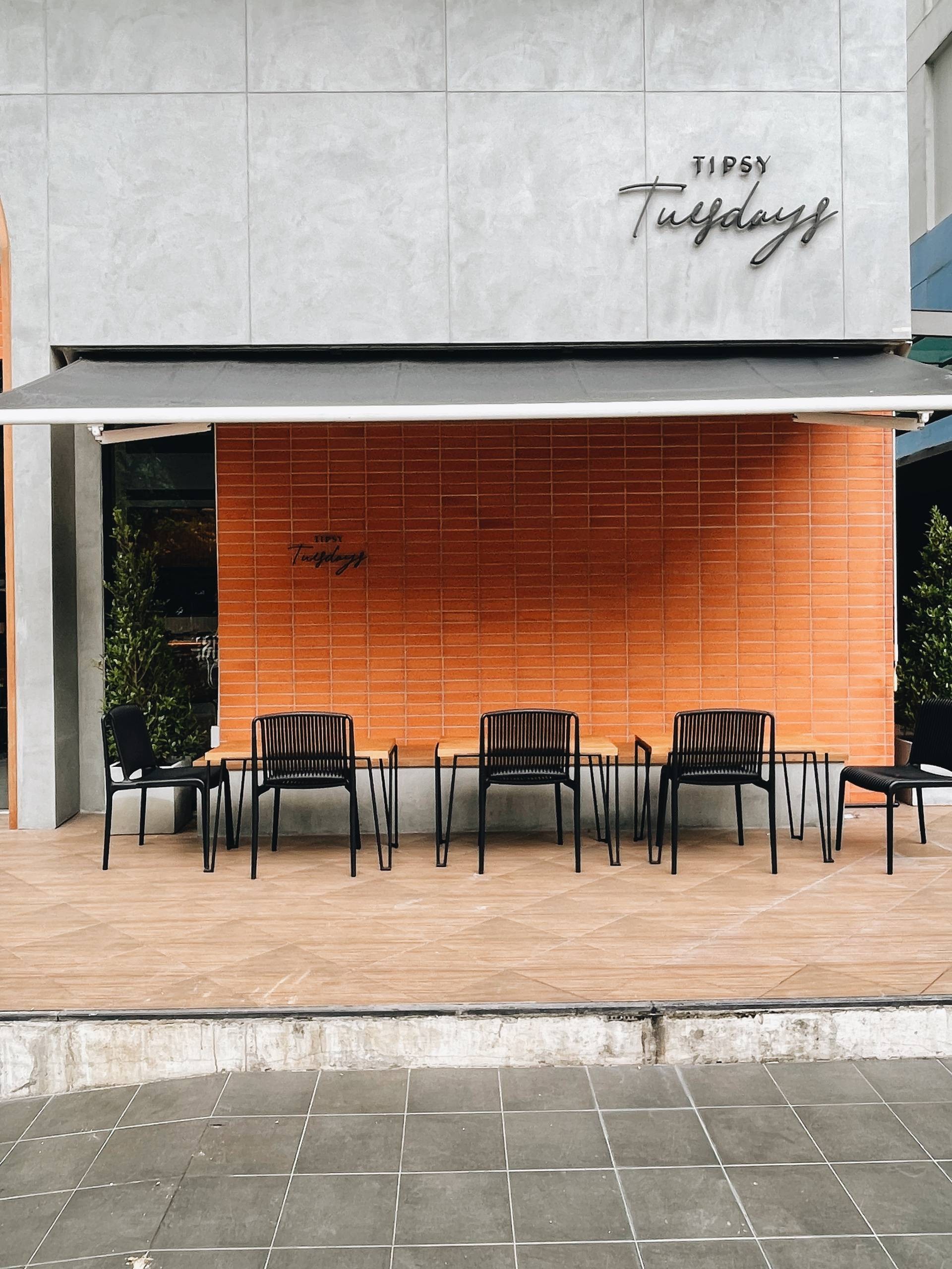 รีวิว Tipsy Tuesdays - Tipsy Tuesdays ร้านออลเดย์อีเทอรีเปิดใหม่ในพิมาน 49