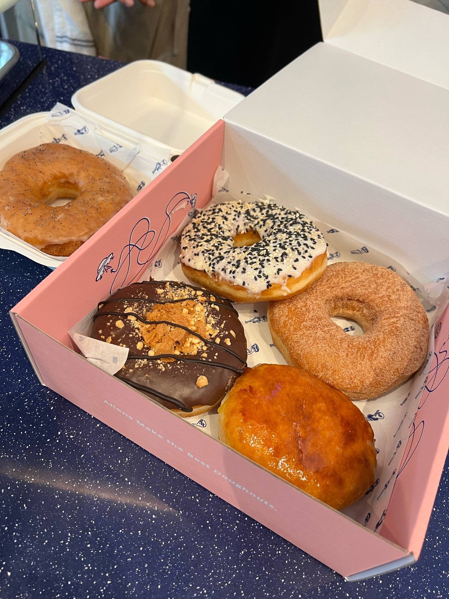 รีวิว UFO Doughnuts สีลม/สาทร - ย่านสาทรกับโดนัท Homemade - Wongnai