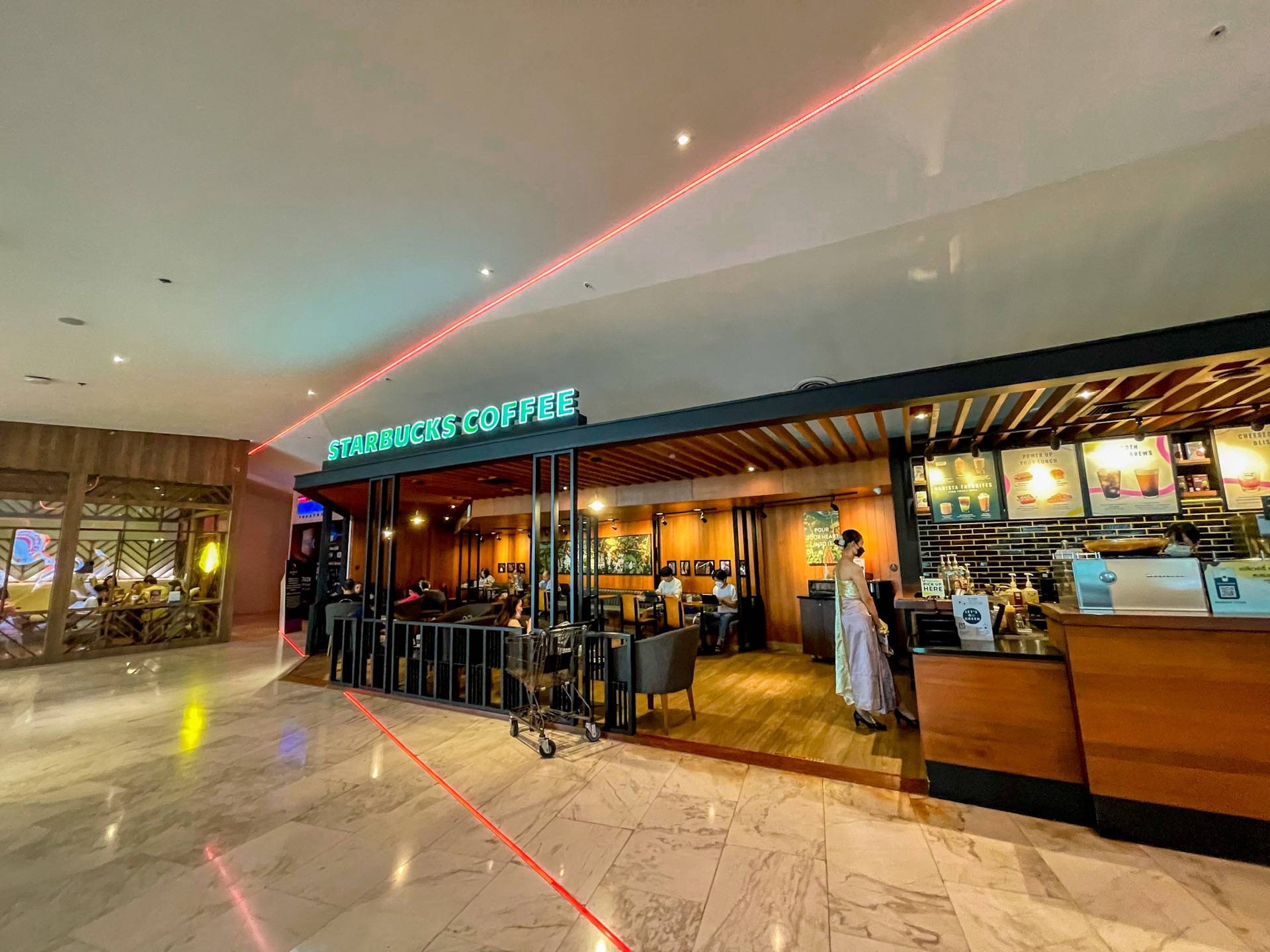 รีวิว Starbucks ควอเทียร์ ซีเนอาร์ต ชั้น 4 - นั่งทำงานชิลๆ กับ Starbucks