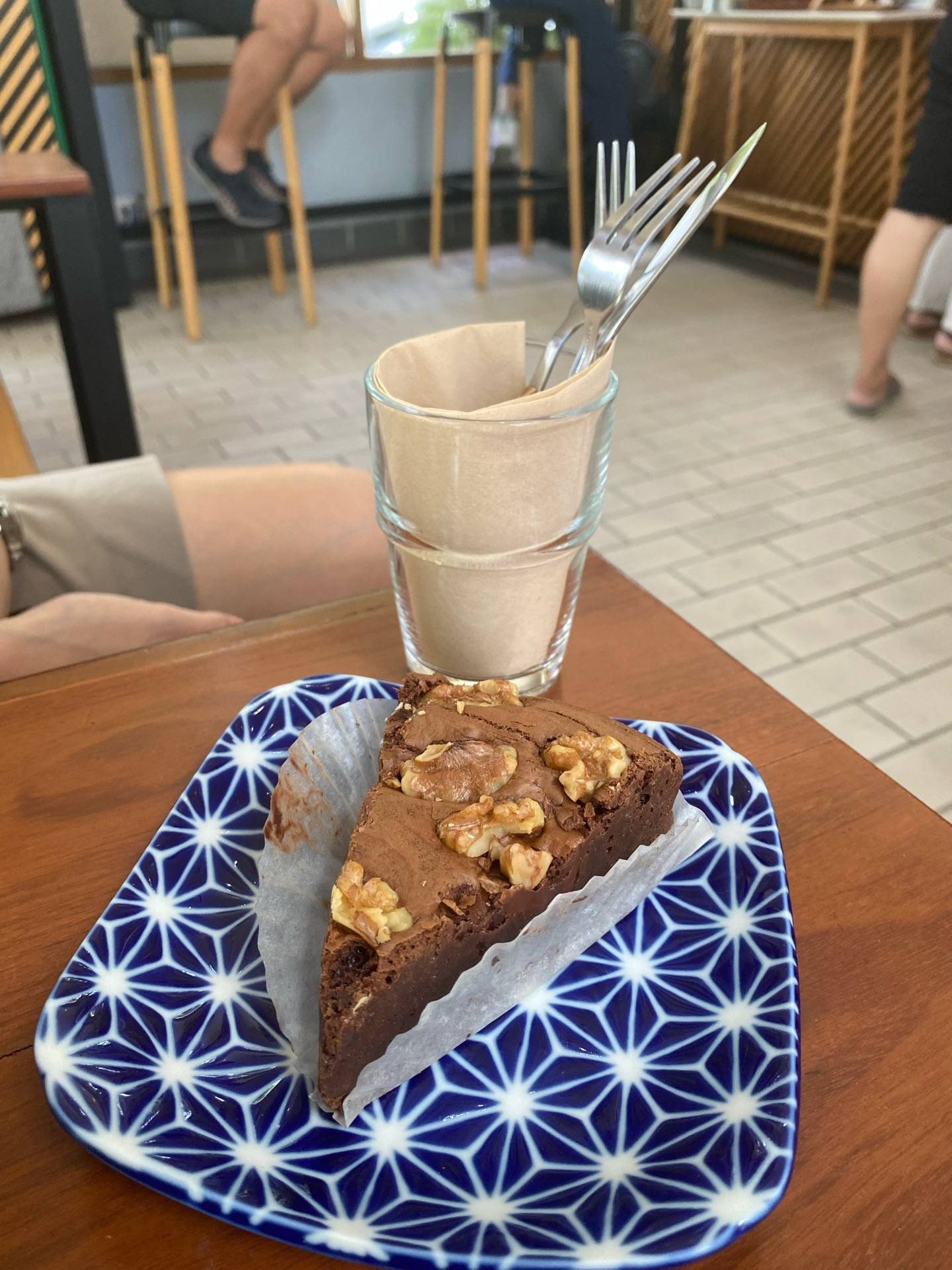 รีวิว Rynn Kaffe Specialty Coffee - คาเฟ่ในสวนกลางเมืองทอง กาแฟเข้ม ขนม ...