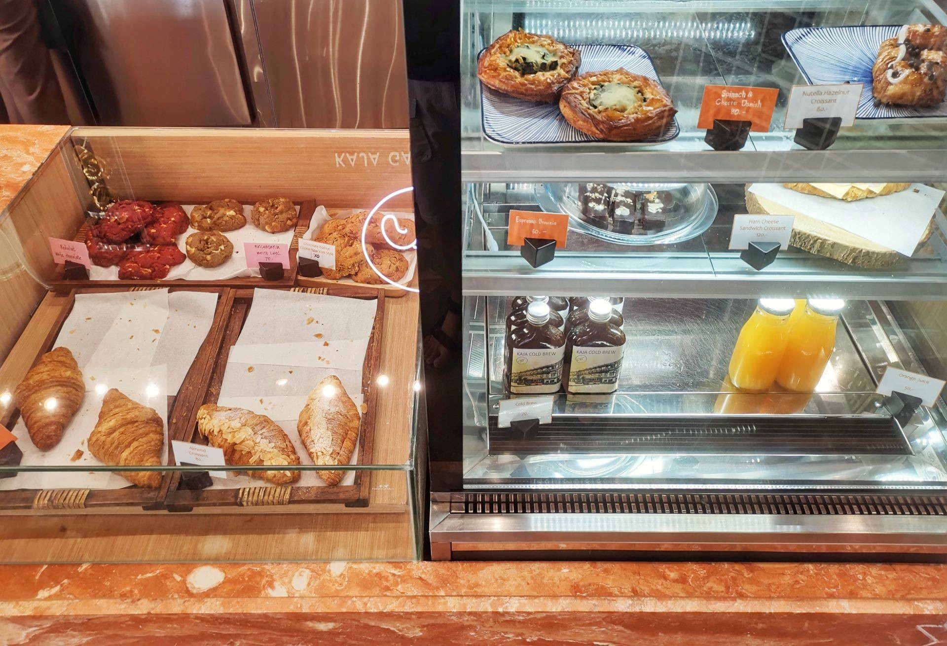 รูป Kaja Gallery Cafe Cacha bed hotel