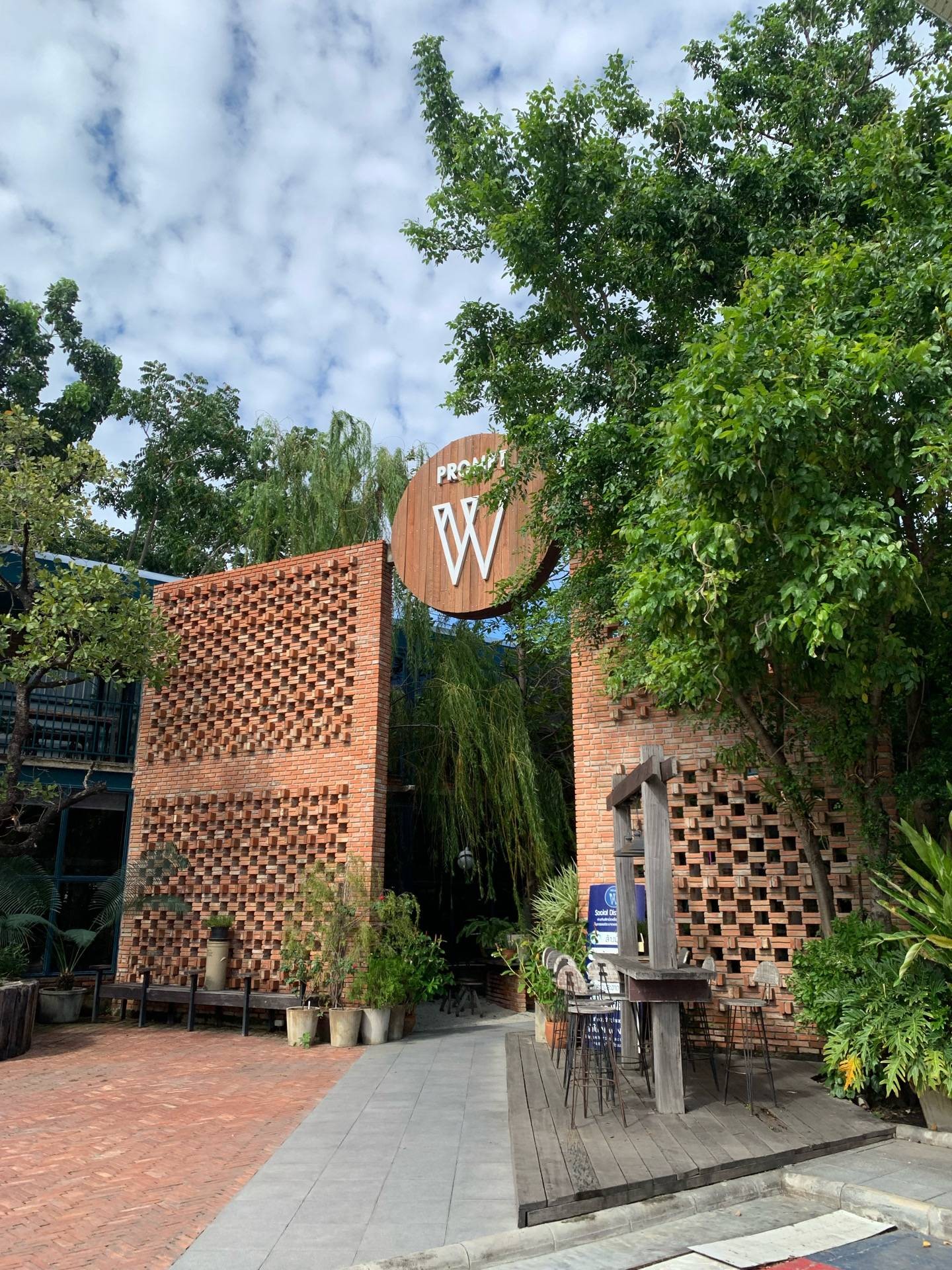 รีวิว Prompt Cafe - ร้านชิล ถ่ายรูปสวย เครื่องดื่มดี