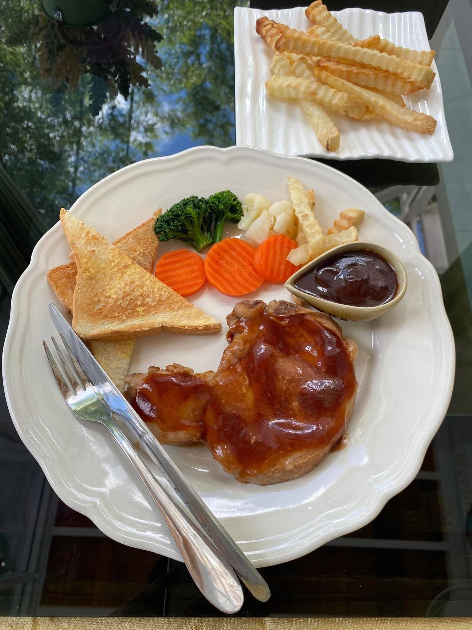 พอร์คช้อป • เนื้อนุ่มดี ขนมปังอร่อย เสิร์ฟพร้อมเฟรนฟรายอบร้อนๆ เริ่ดดดด ...