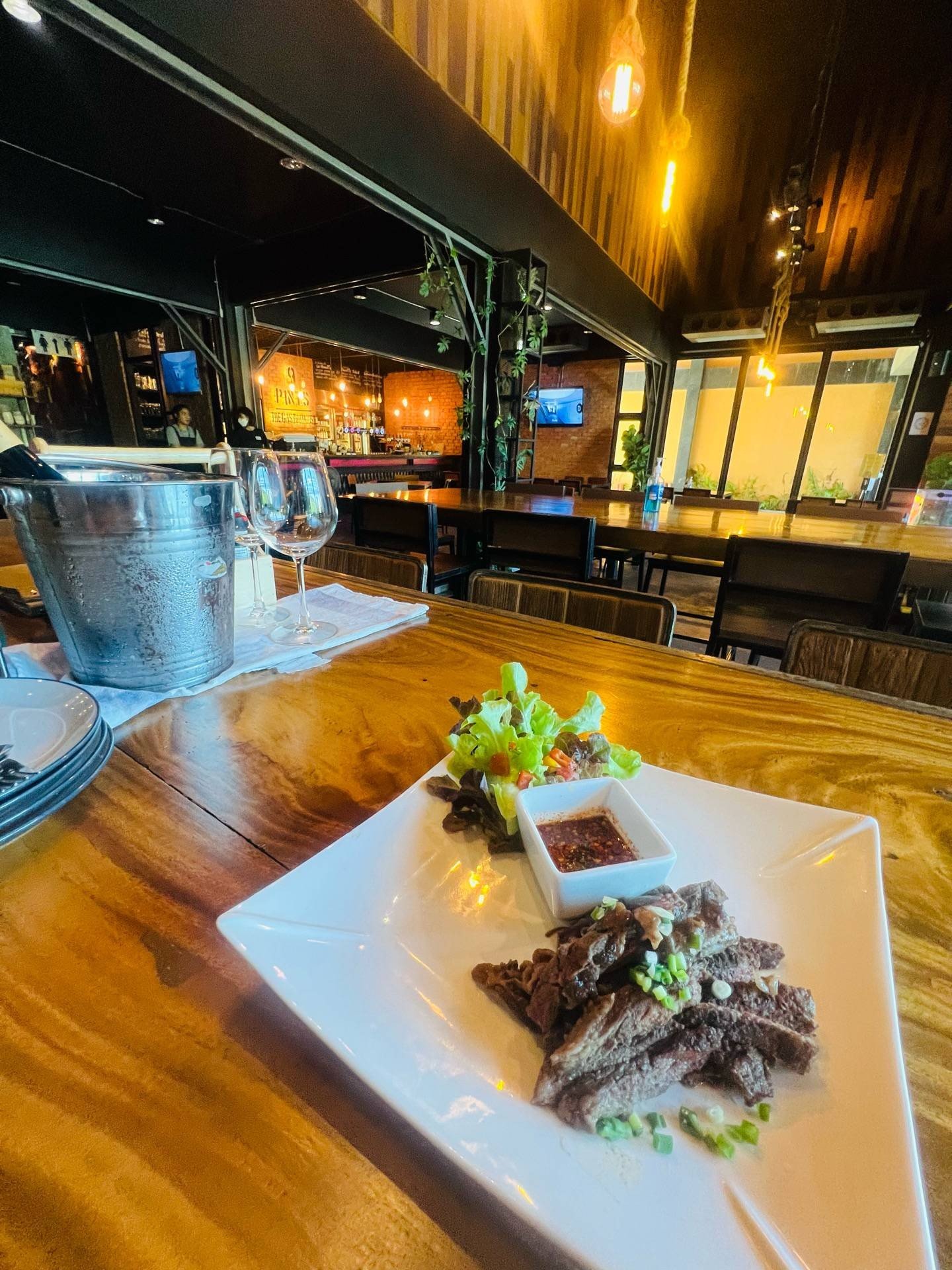 รูป 9 Pints The Gastro House