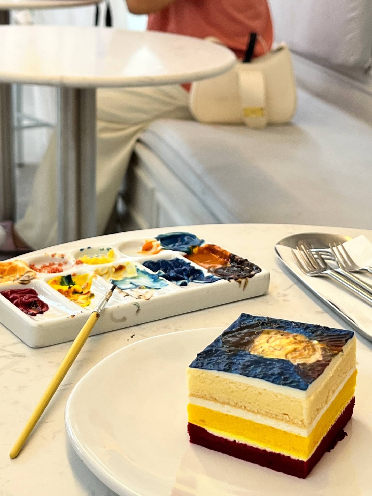 รีวิว FUN Cafe Bangkok มหาพฤฒาราม - ร้านคาเฟ่ไวท์โทน มีกิจกรรมให้ทำกรุบกริบ