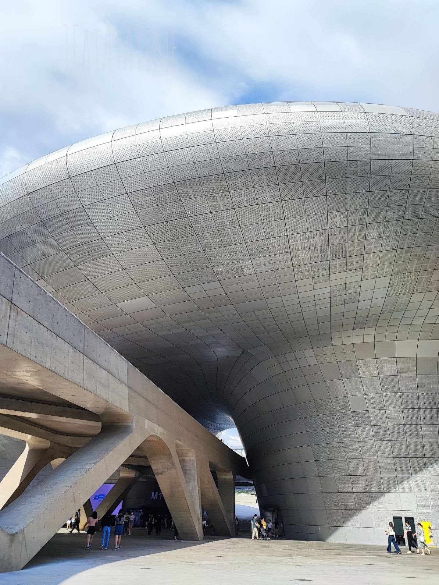 รีวิว Dongdaemun Design Plaza (DDP) - อาคารสวย ดีไซน์แปลกไม่เหมือนใคร