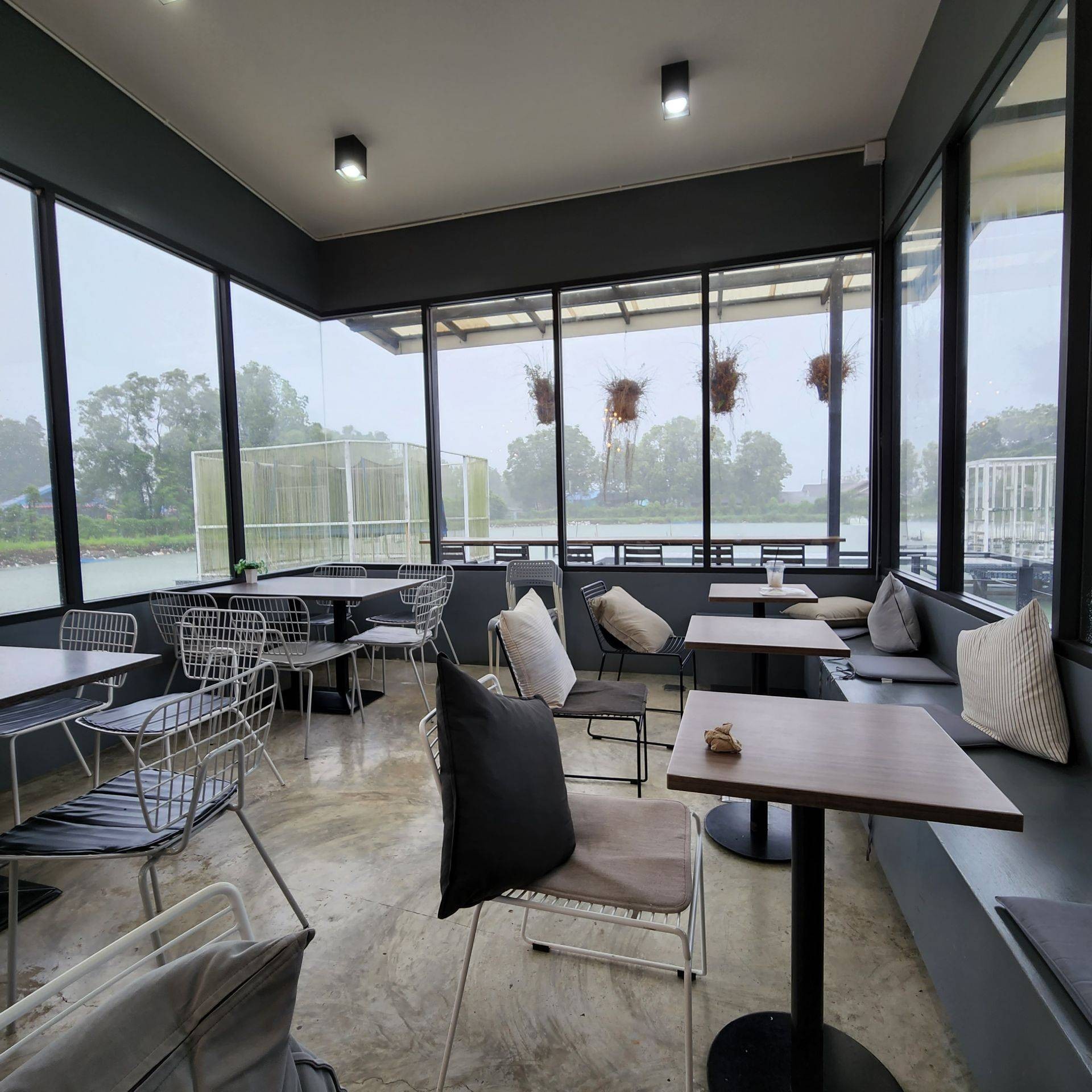 รูป ชมปลาคาเฟ่ จันทบุรี