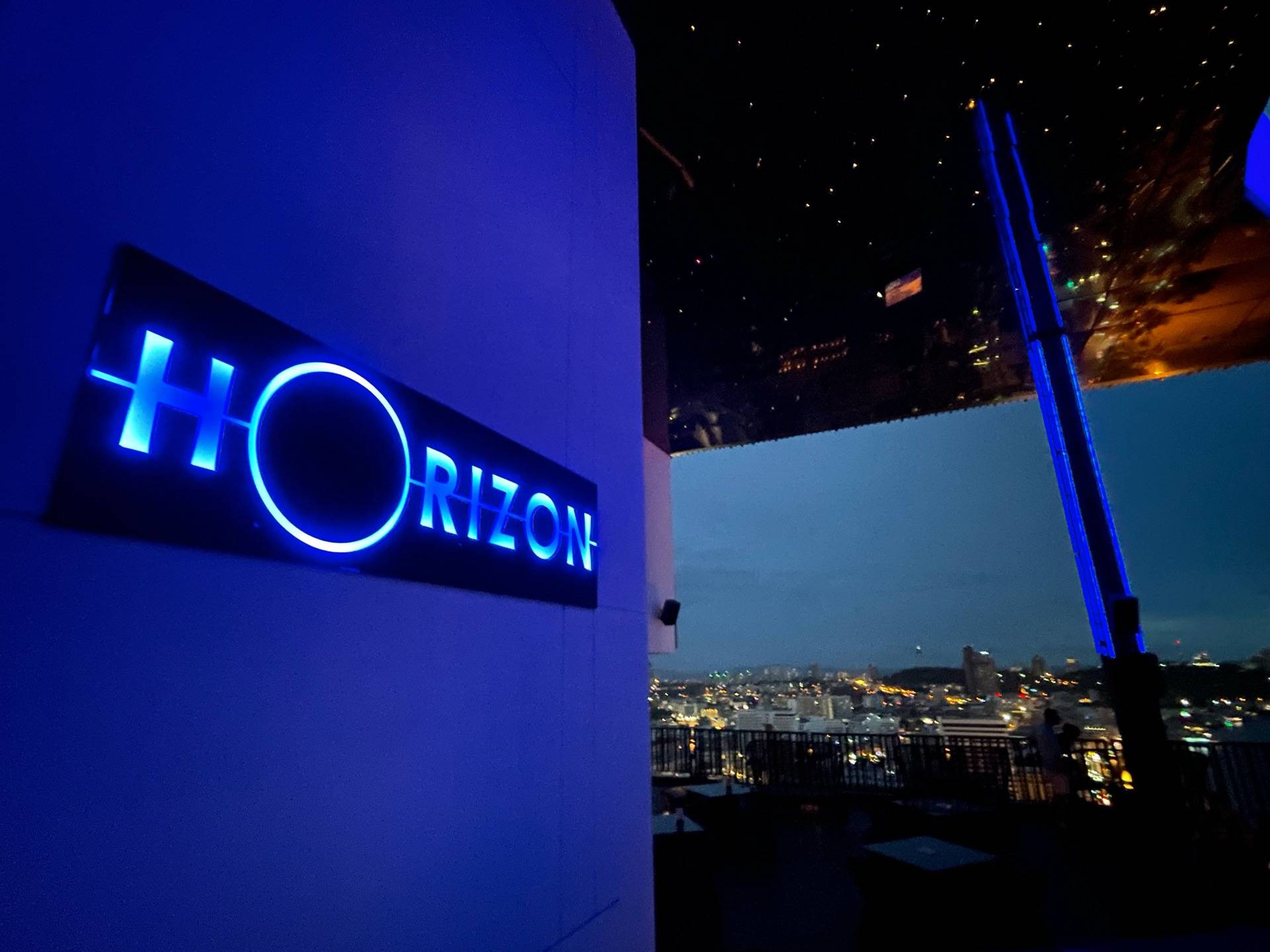 รีวิว Horizon Rooftop Restaurant & Bar, Hilton Pattaya - วิวหาดพัทยาสวย ...