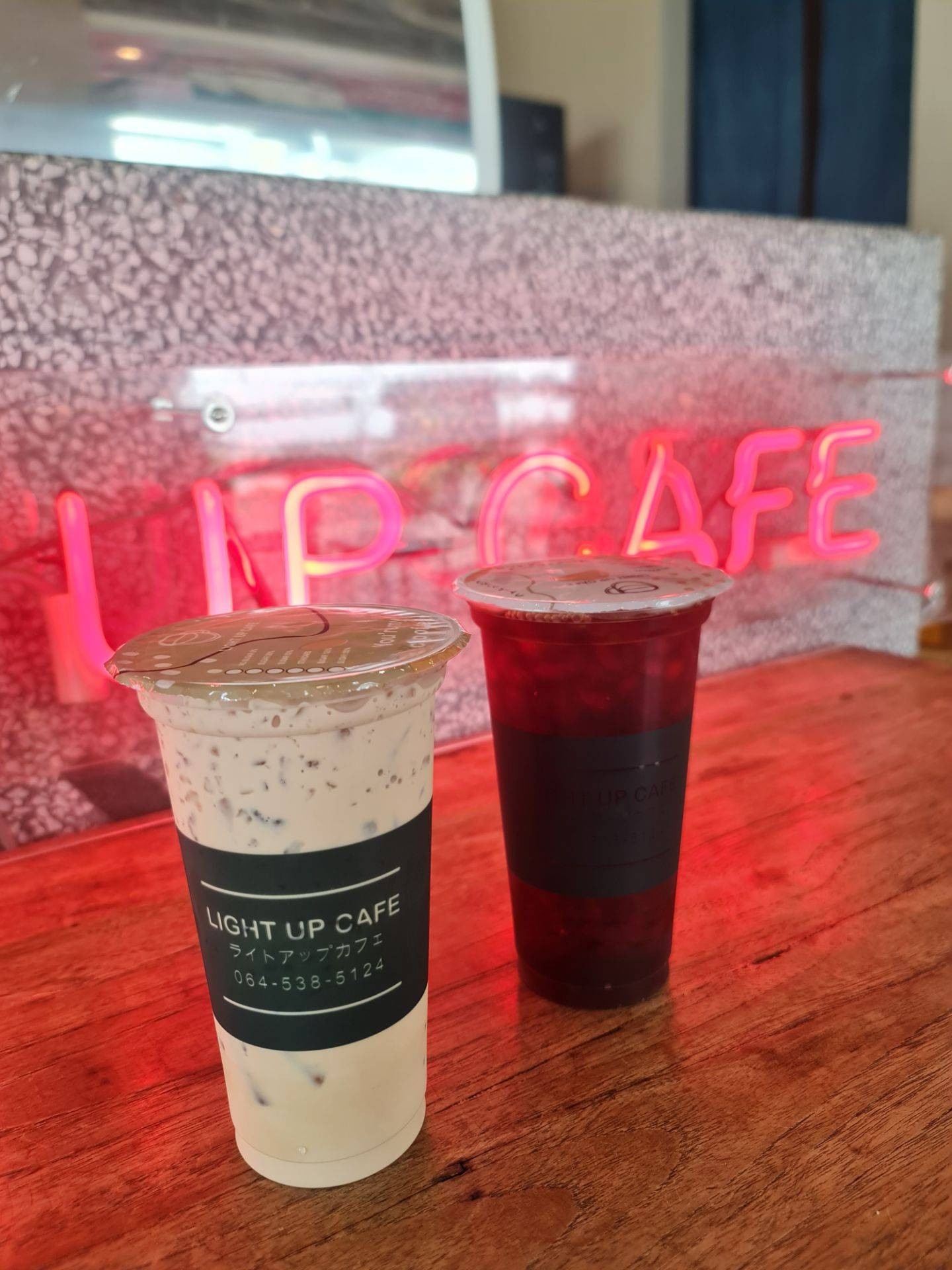 รีวิว LIGHT UP CAFE x RABBIT HOLE สาขาสันติธรรม - Light up cafe สาขาสันติธรรม