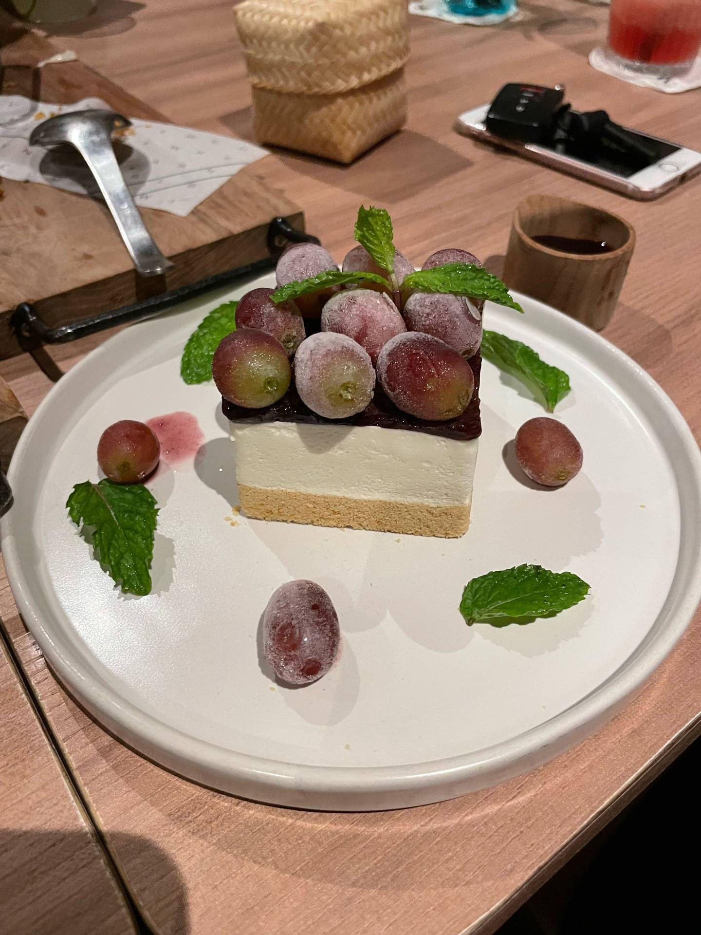 ชีสเค้กองุ่น ร้าน Kinlenn Eatery & Play Ari