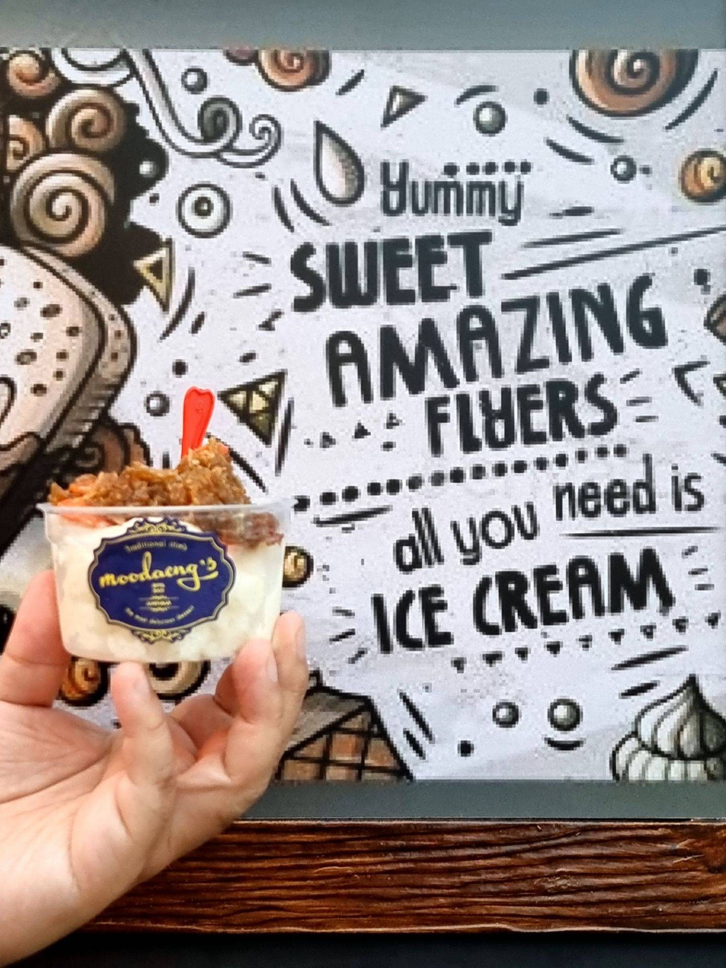 ไอศกรีมมะม่วงน้ำปลาหวาน ร้าน Moodaeng’s Amphawa ตลาดนัดรถไฟศรีนครินทร์