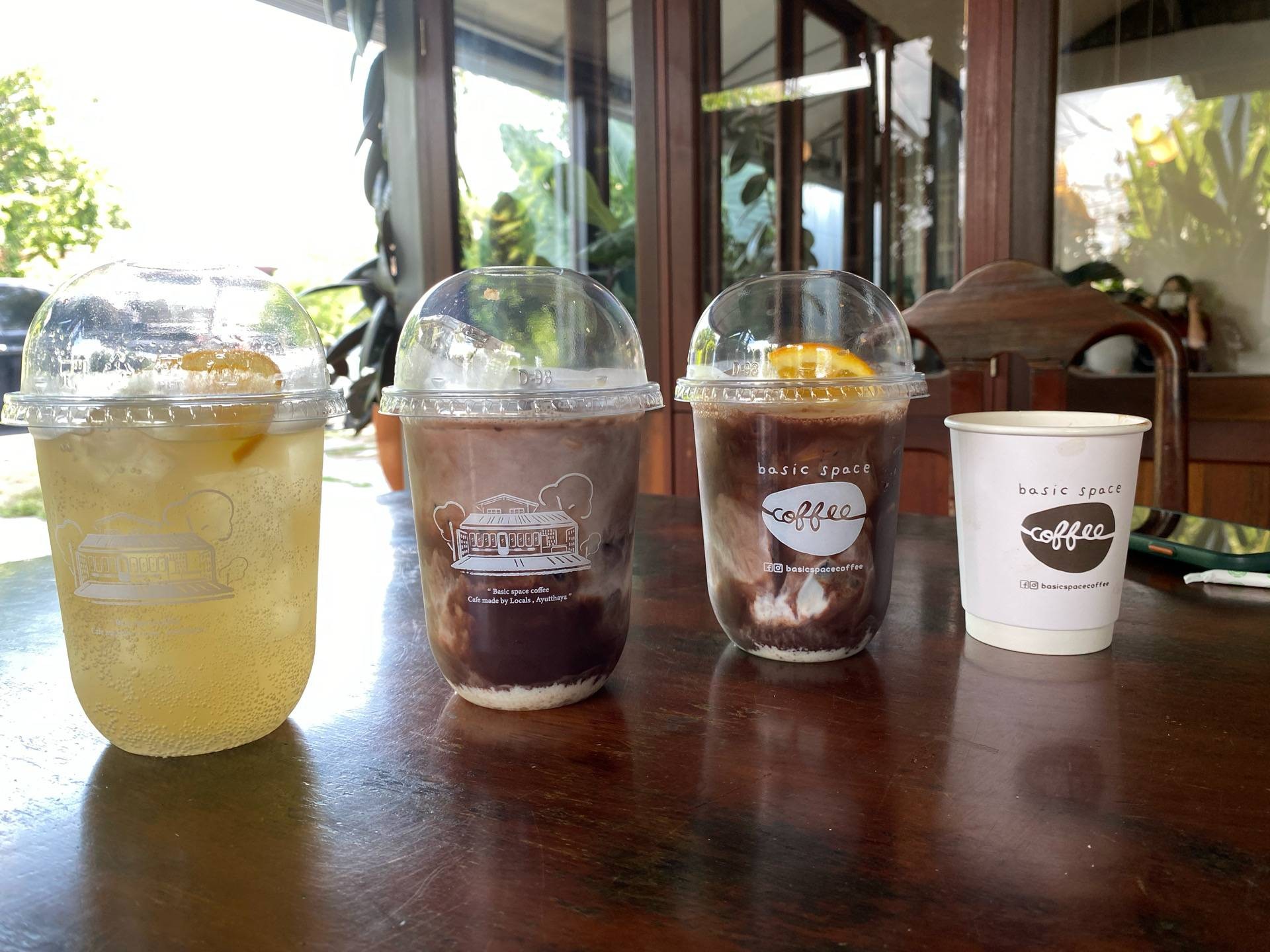 รีวิว Basic Space Coffee - กาแฟอร่อย ร้านตกแต่งต้นไม้สวยดีค่ะ