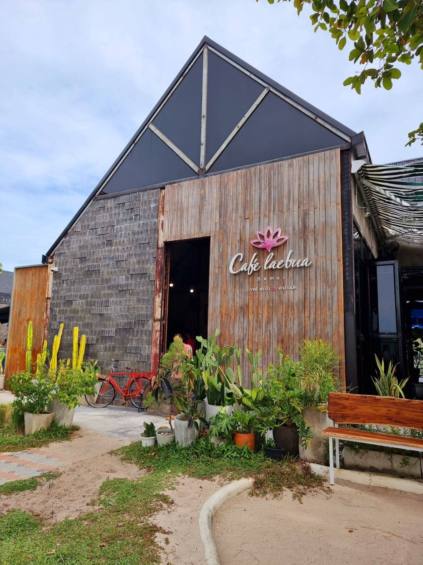 รีวิว Cafe’Lae Bua (คาเฟ่แลบัว) - คาเฟ่วิวสระบัว อาหารเครื่องดื่มจัดจาน ...