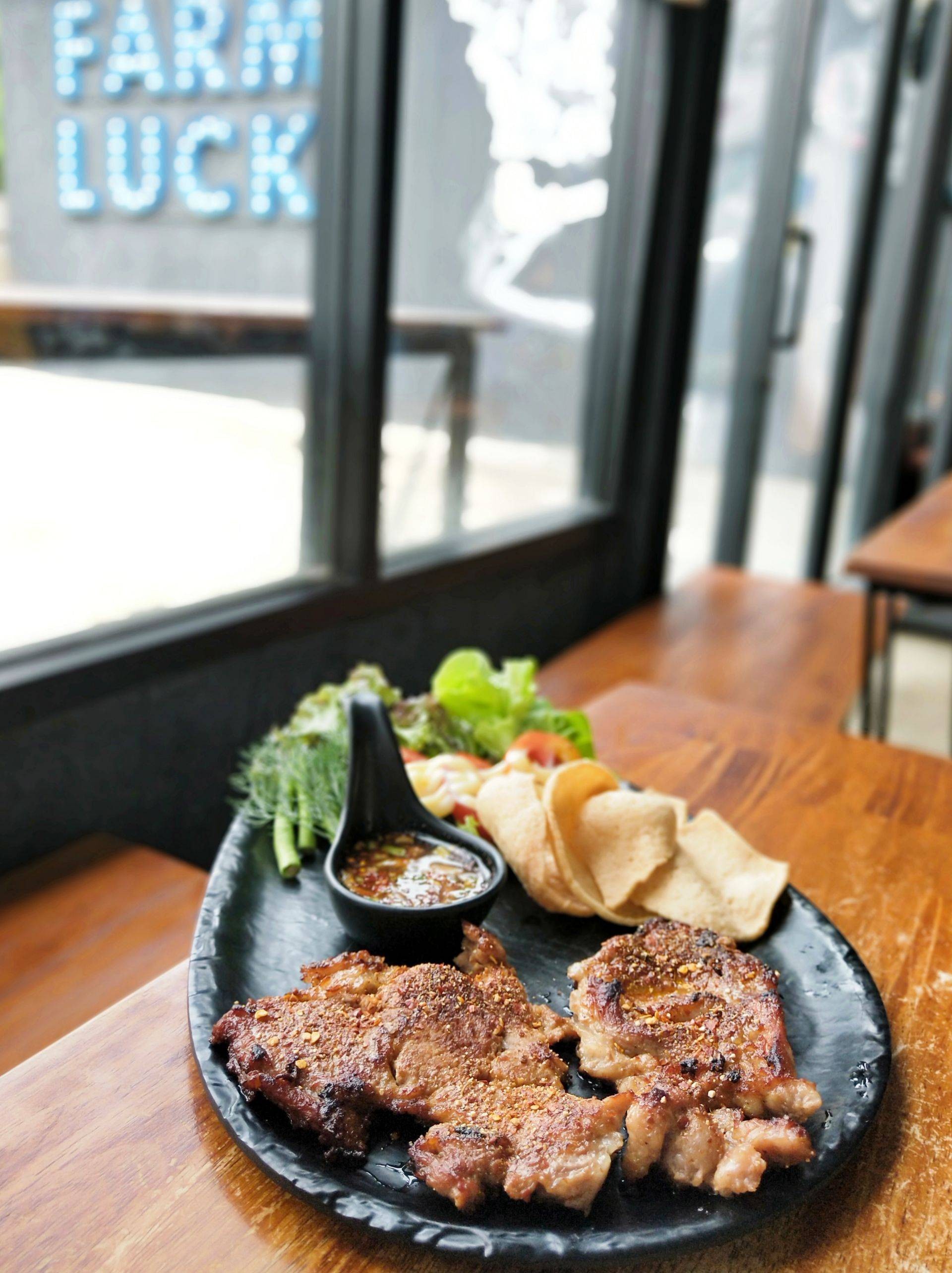 สเต๊กหมูจิ้มเเจ่ว ร้าน FARM LUCK ตรงข้าม พุทธบูชา 43 - Wongnai